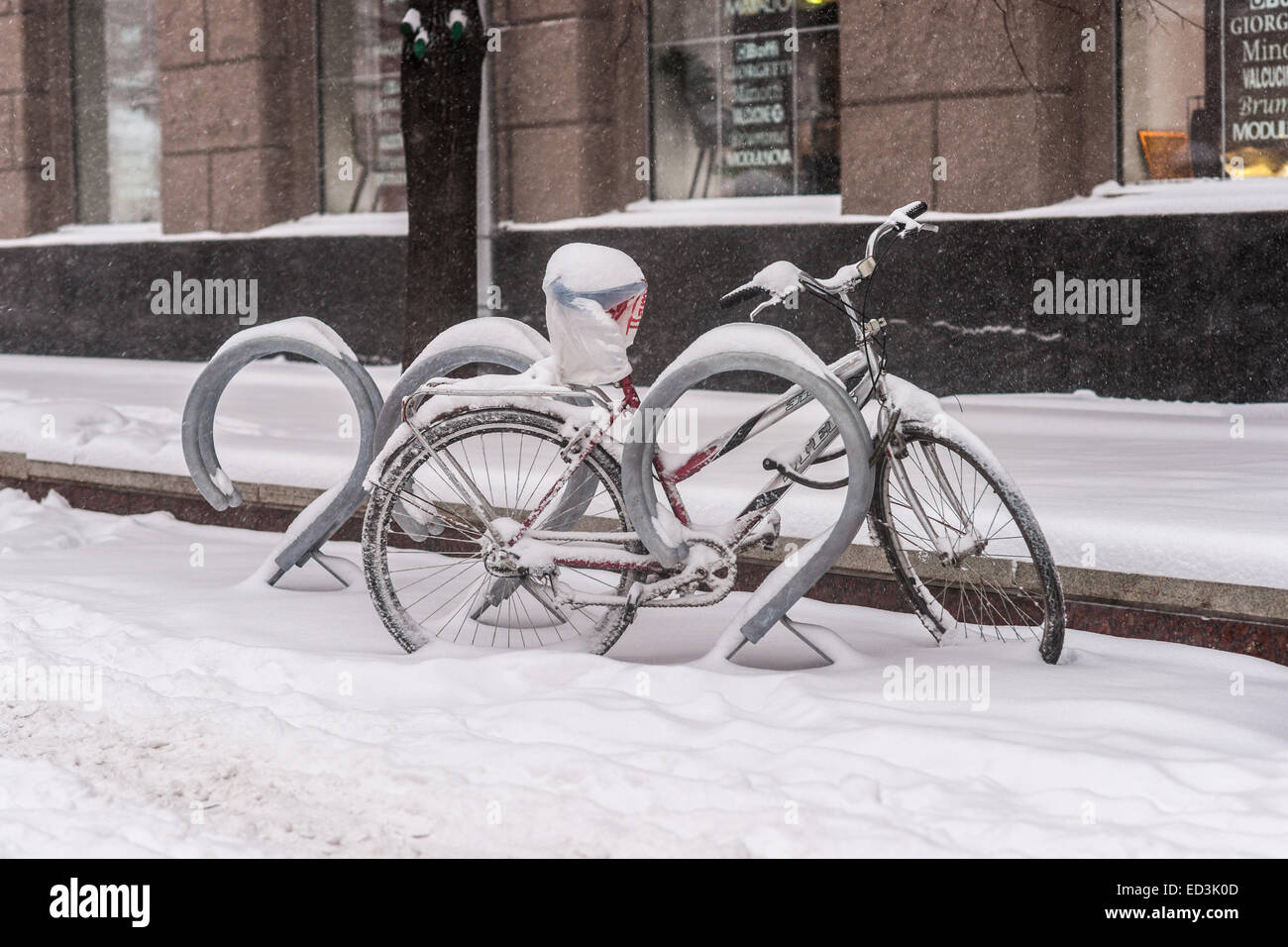 Moscow, Russia. 25th December, 2014. Weather: Heavy snowstorm in Moscow ...