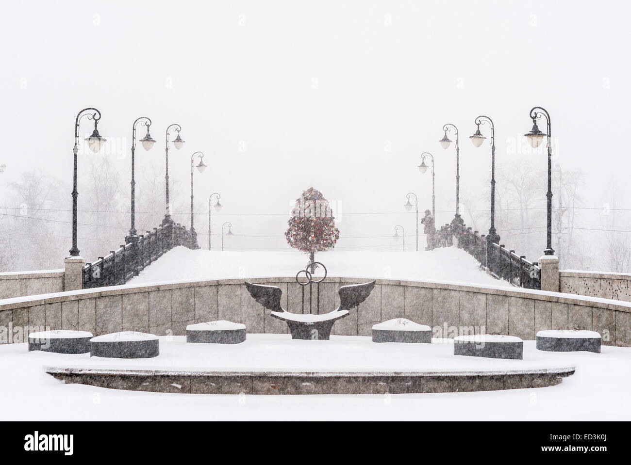 Moscow, Russia. 25th December, 2014. Weather: Heavy snowstorm in Moscow ...