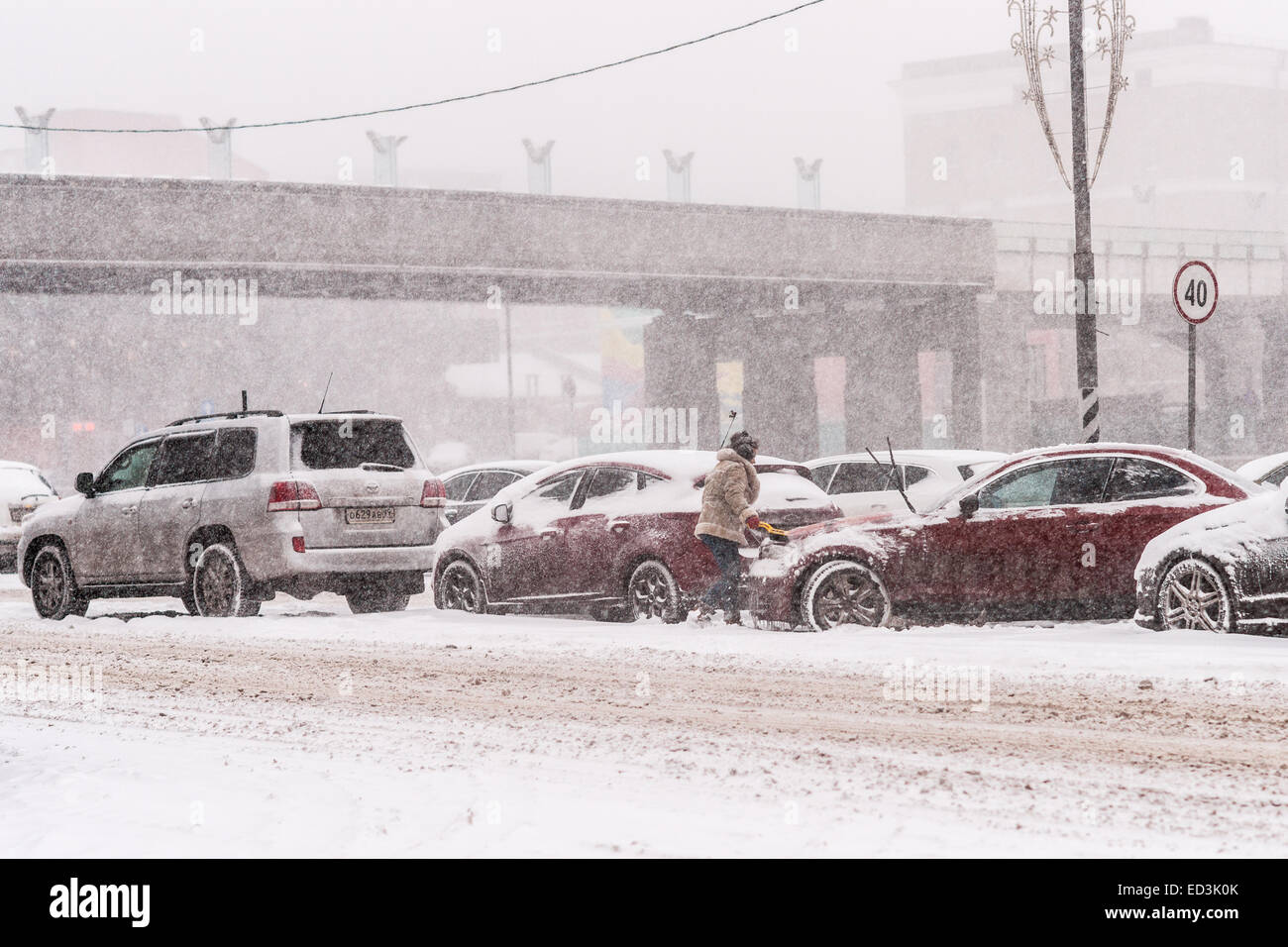 Moscow, Russia. 25th December, 2014. Weather: Heavy snowstorm in Moscow ...