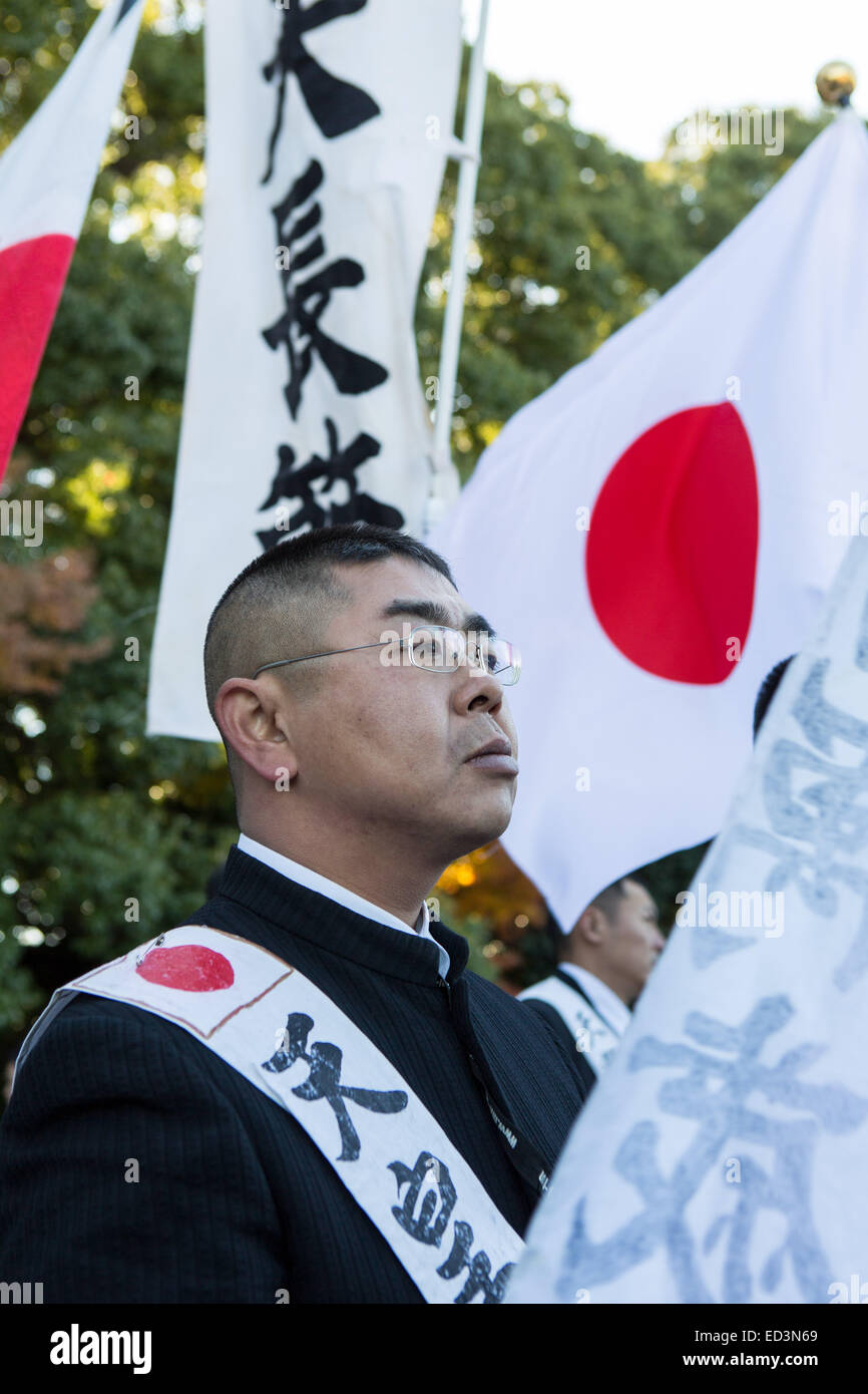 Thousands of Japanese people, including right-wing nationalists, come ...