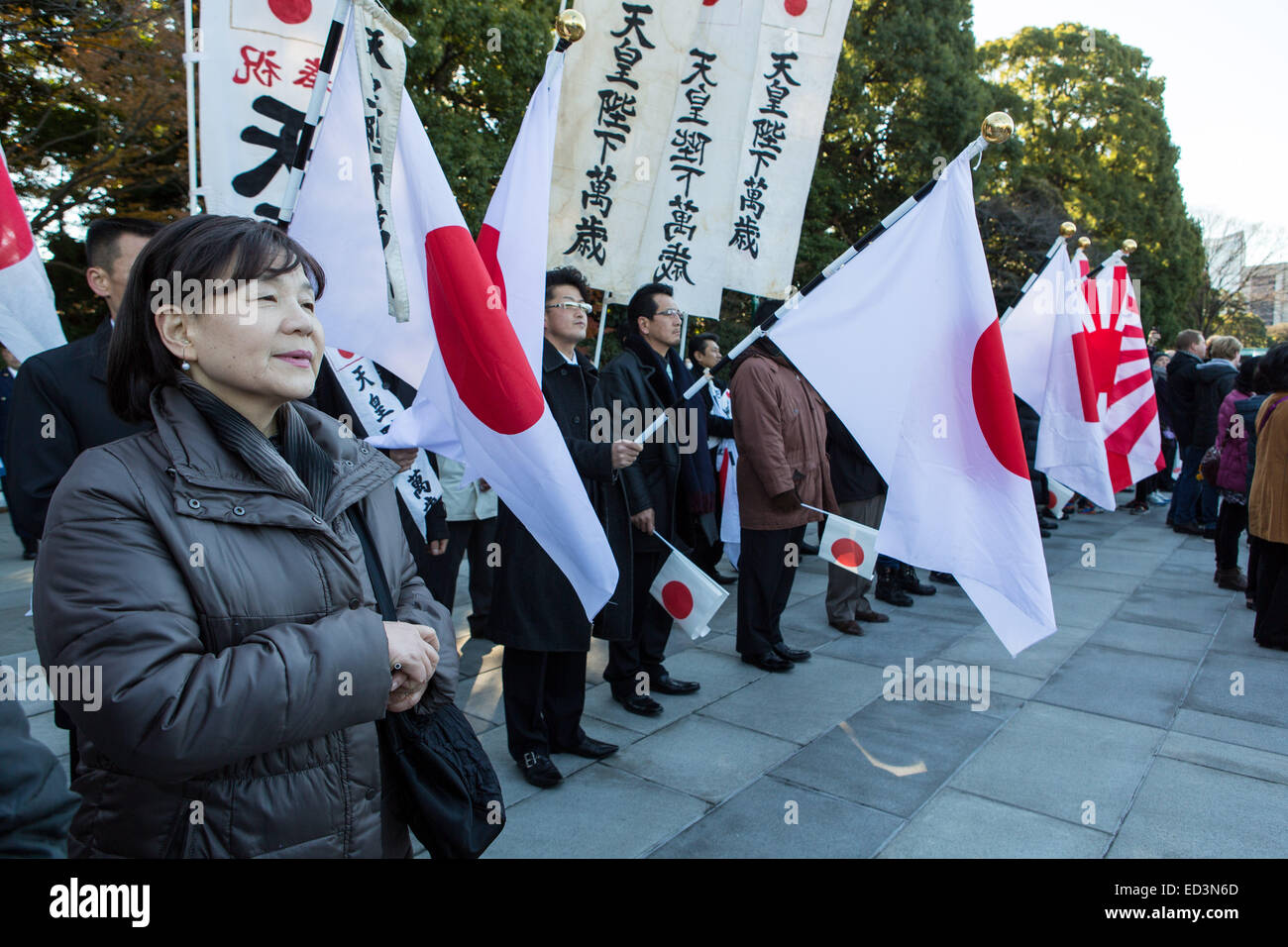 Thousands of Japanese people, including right-wing nationalists, come ...