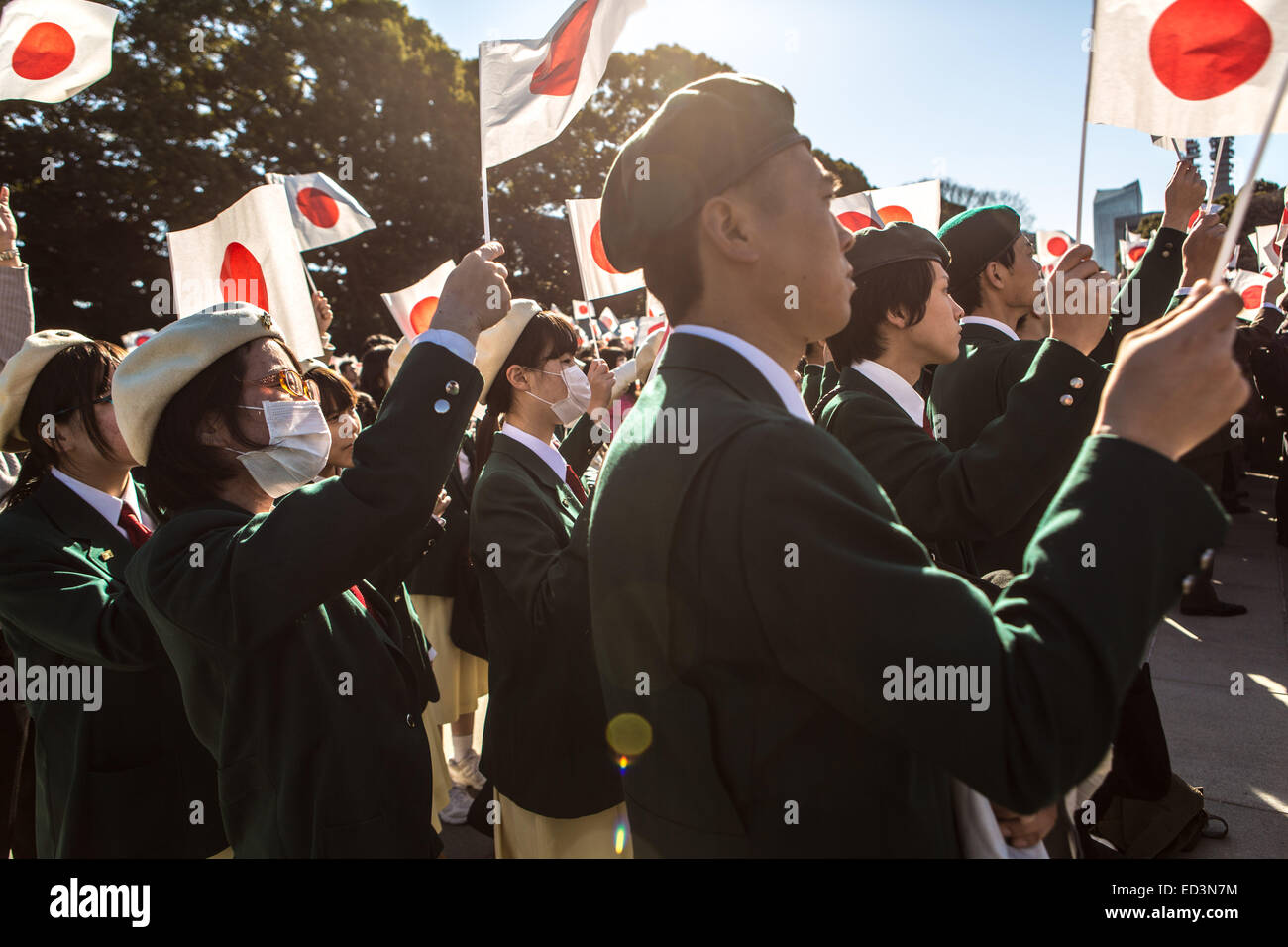 Thousands of Japanese people, including right-wing nationalists, come ...