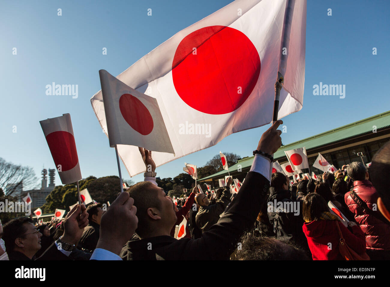 Thousands of Japanese people, including right-wing nationalists, come ...