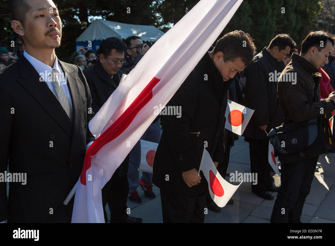 Thousands of Japanese people, including right-wing nationalists, come ...