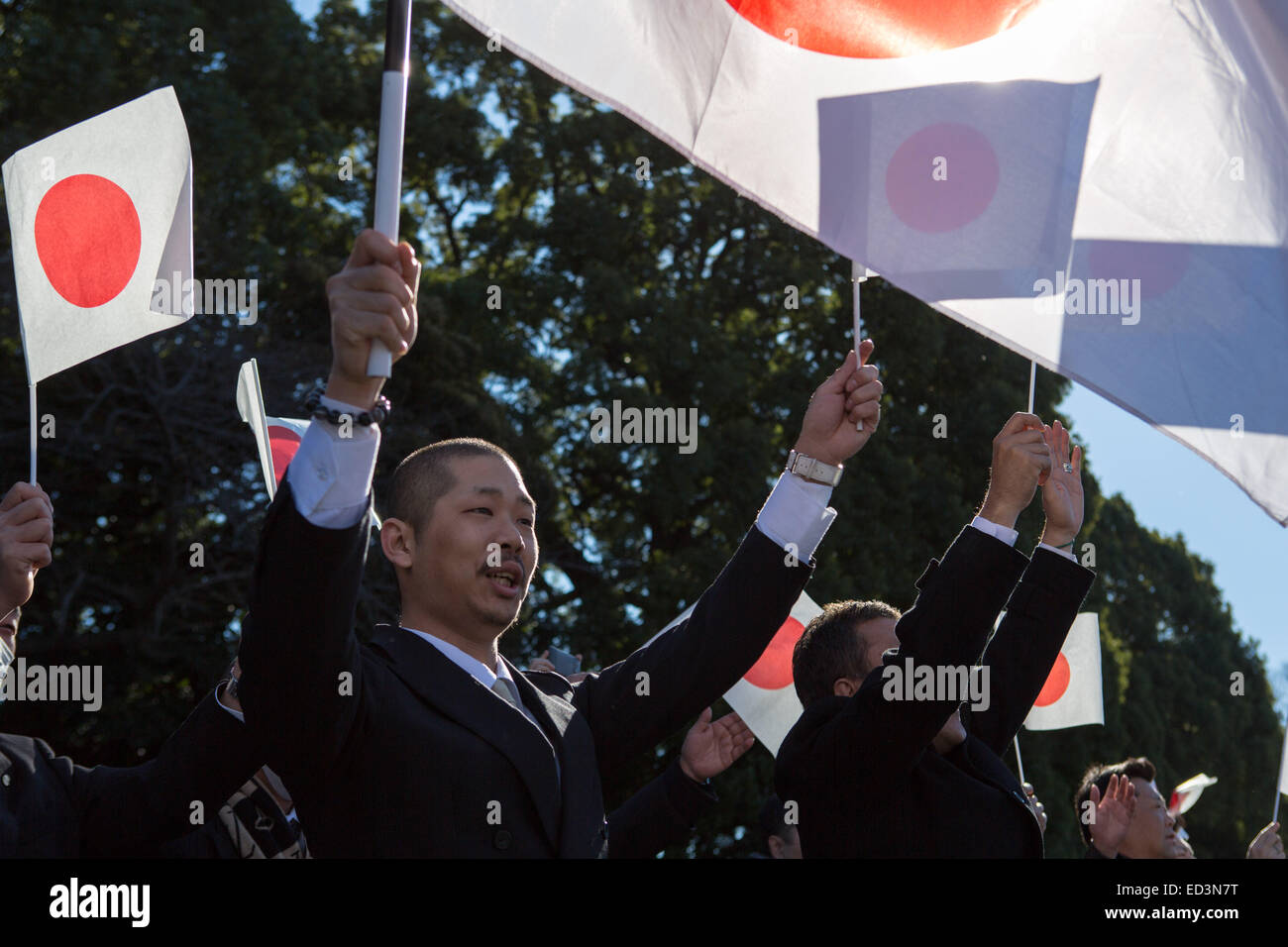 Thousands of Japanese people, including right-wing nationalists, come ...