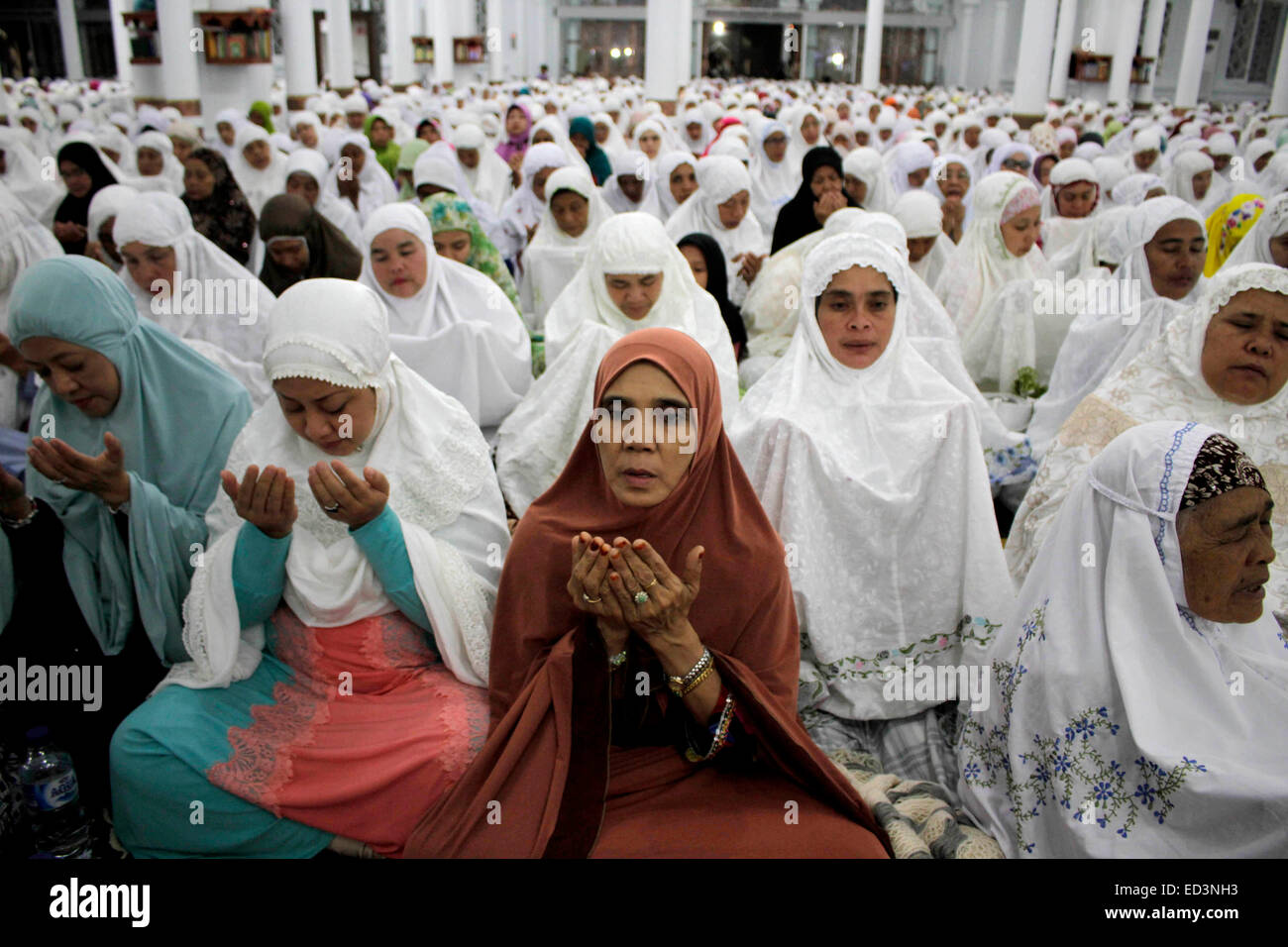 Aceh, Indonesia. 25th Dec, 2014. Indonesian Muslim women participate in ...