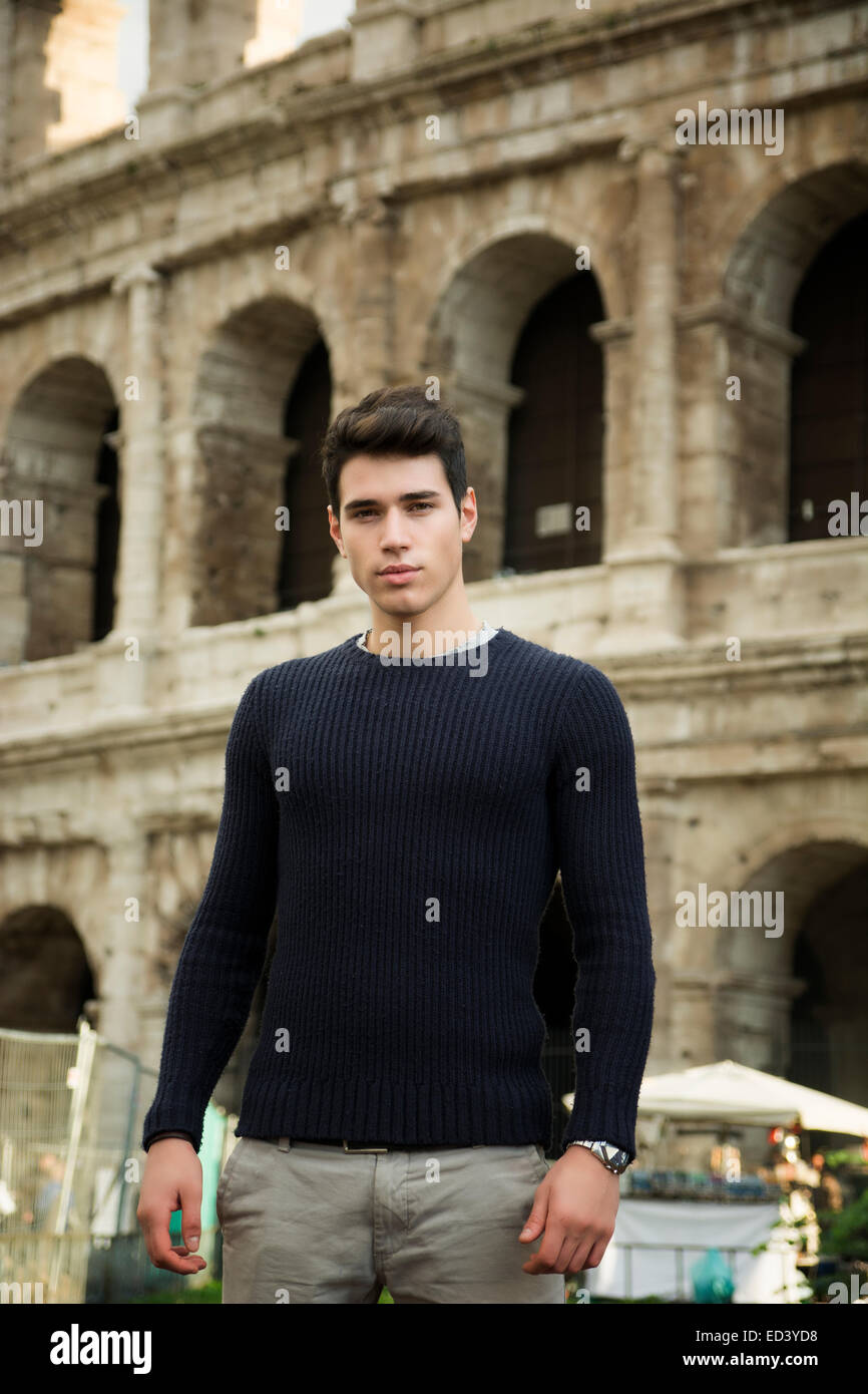 People in front colosseum rome hi-res stock photography and images - Alamy