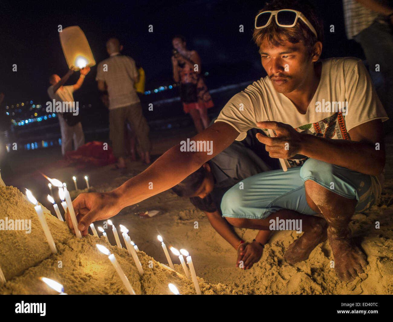 Victims in thailand tsunami 2004 hi-res stock photography and images ...