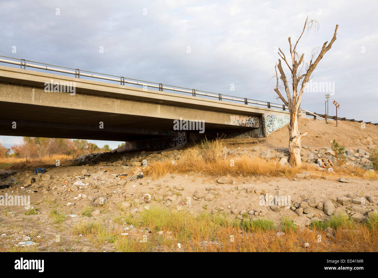 Dried up river bed drought hi-res stock photography and images - Alamy