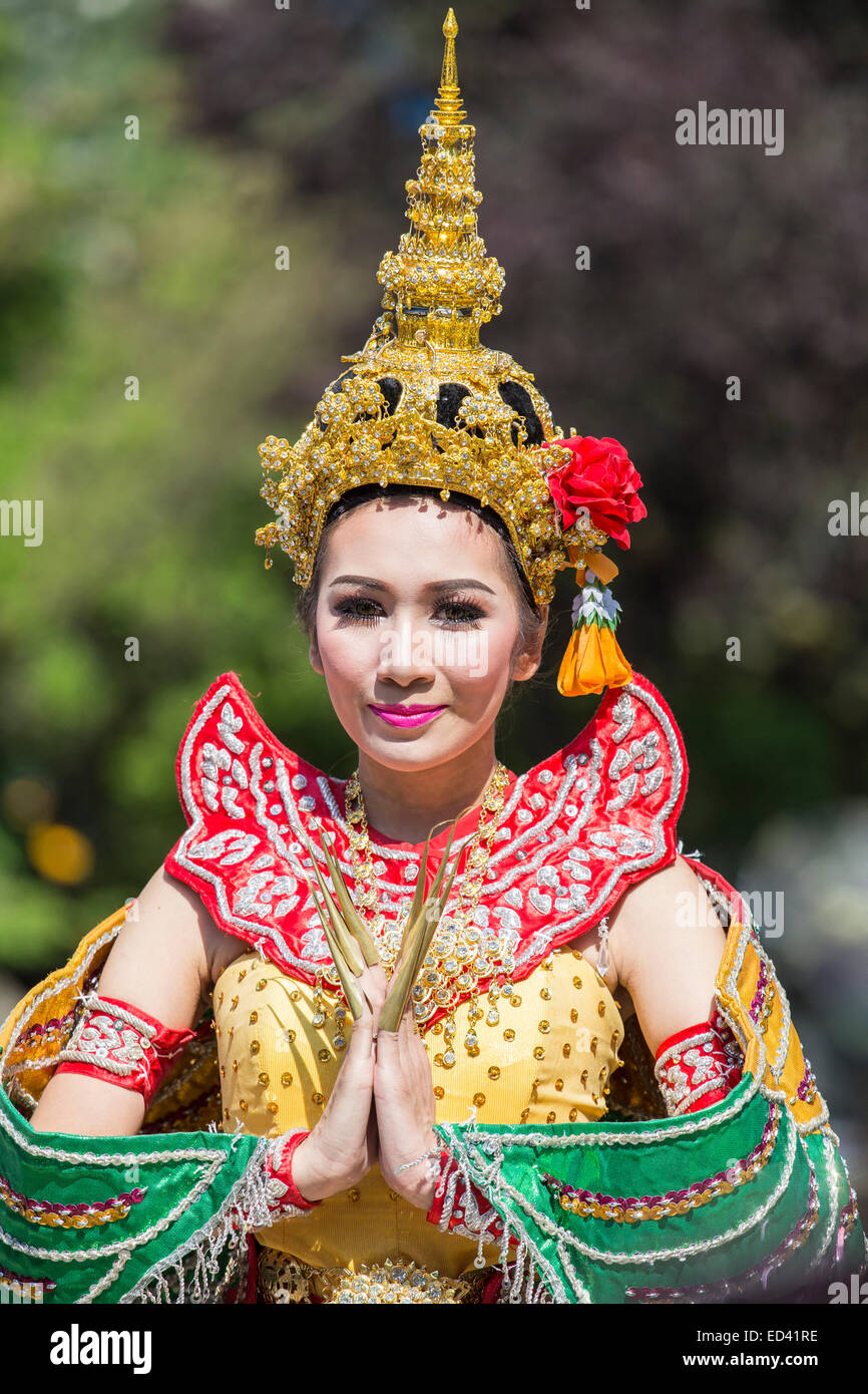 Traditional Thai dance Stock Photo - Alamy