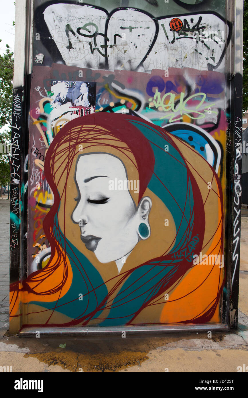 Barcelona graffiti street hi-res stock photography and images - Alamy