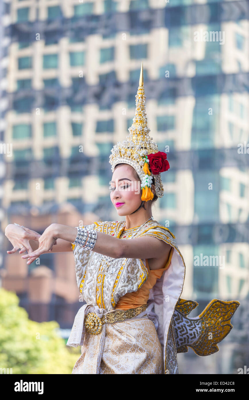 Traditional Thai dance Stock Photo - Alamy