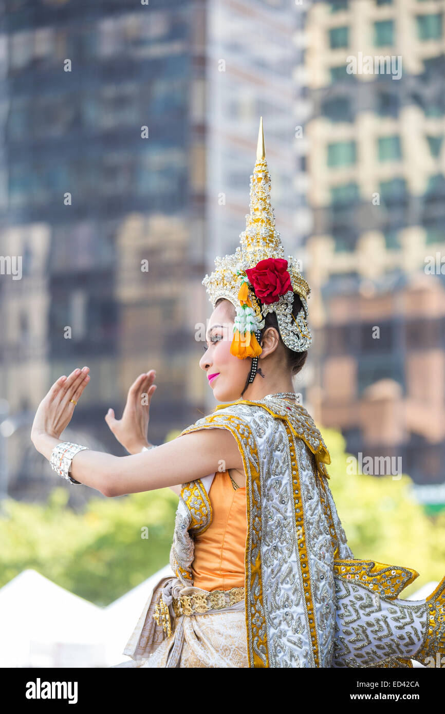 Traditional Thai dance Stock Photo - Alamy