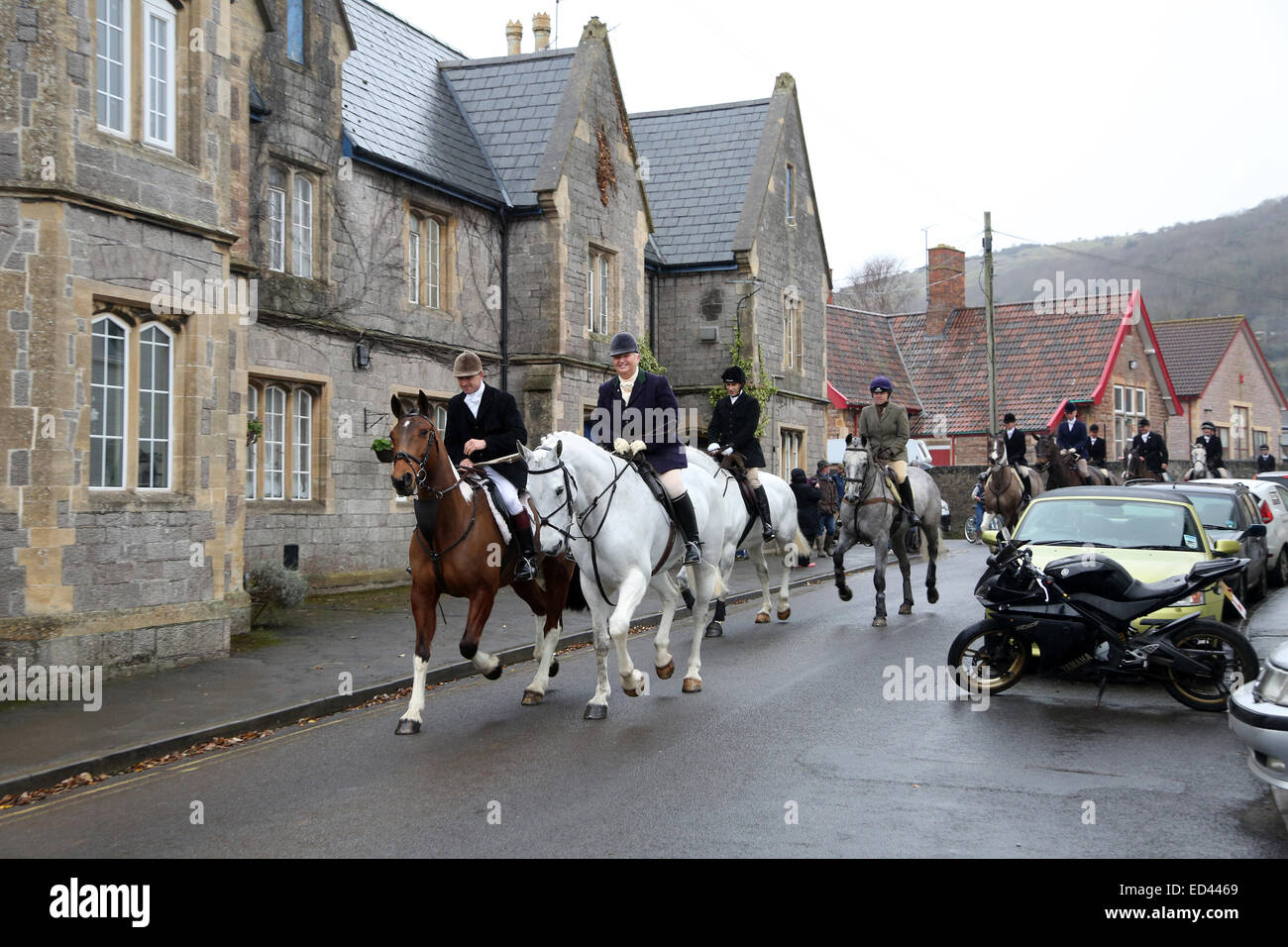 Heading off to the fields, Traditional Boxing day drag hunt in Axbridge ...