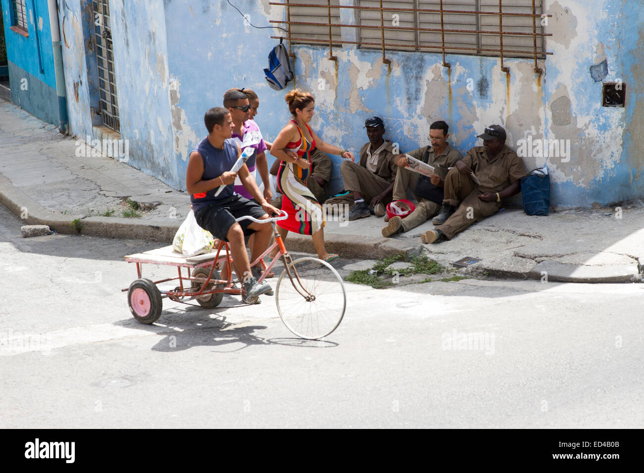Street life in Havana, Cuba Stock Photo - Alamy