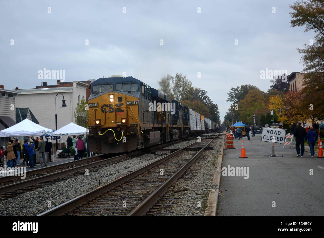 Train coming hi-res stock photography and images - Alamy