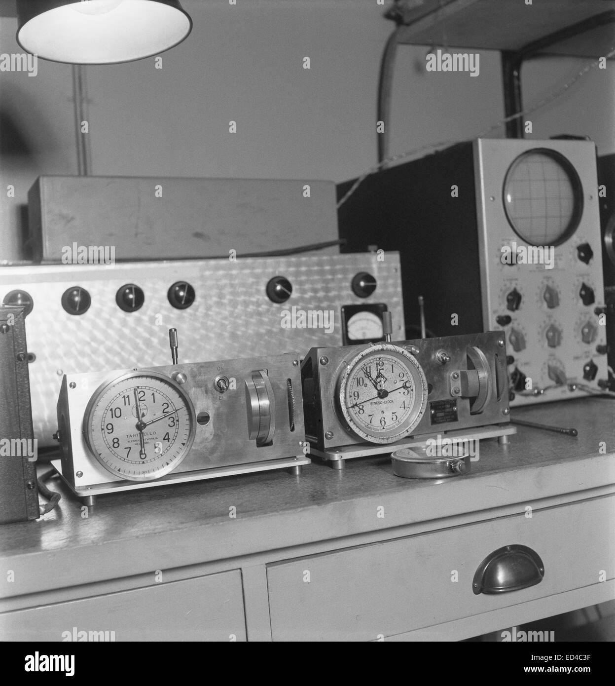 Vintage clock radio hi-res stock photography and images - Alamy