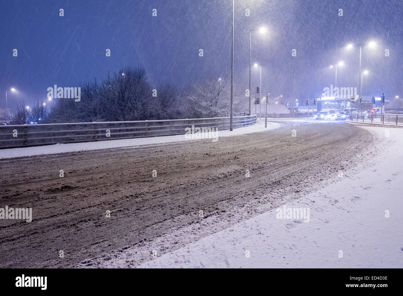 Dangerous driving conditions m606 motorway night city hi-res stock ...