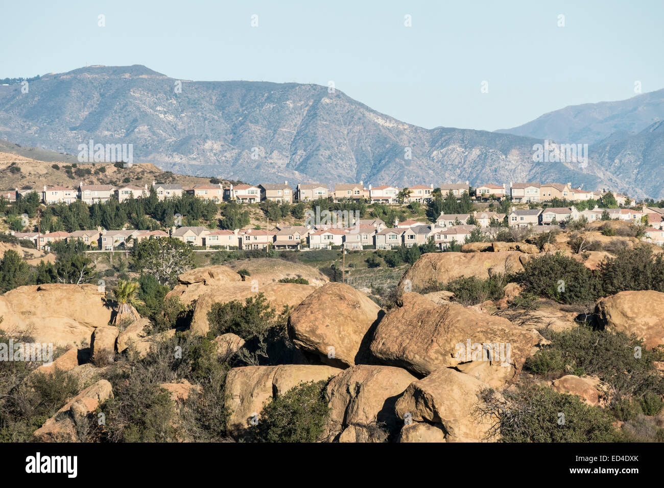 Suburban los angeles hillside homes hi-res stock photography and images ...