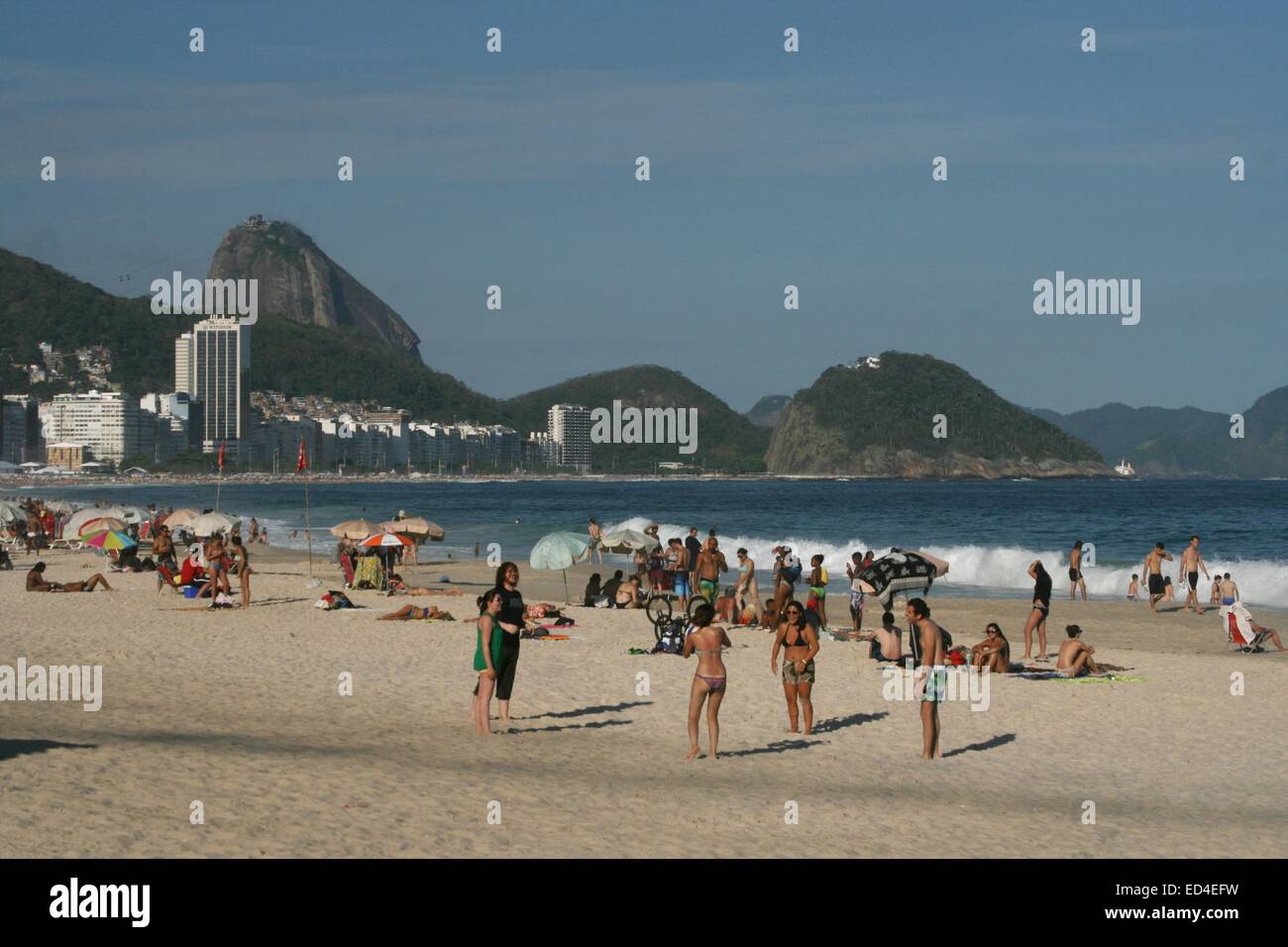 Rio de Janeiro, Brazil, 25th December, 2014. Weather in Rio: Sunbathers ...