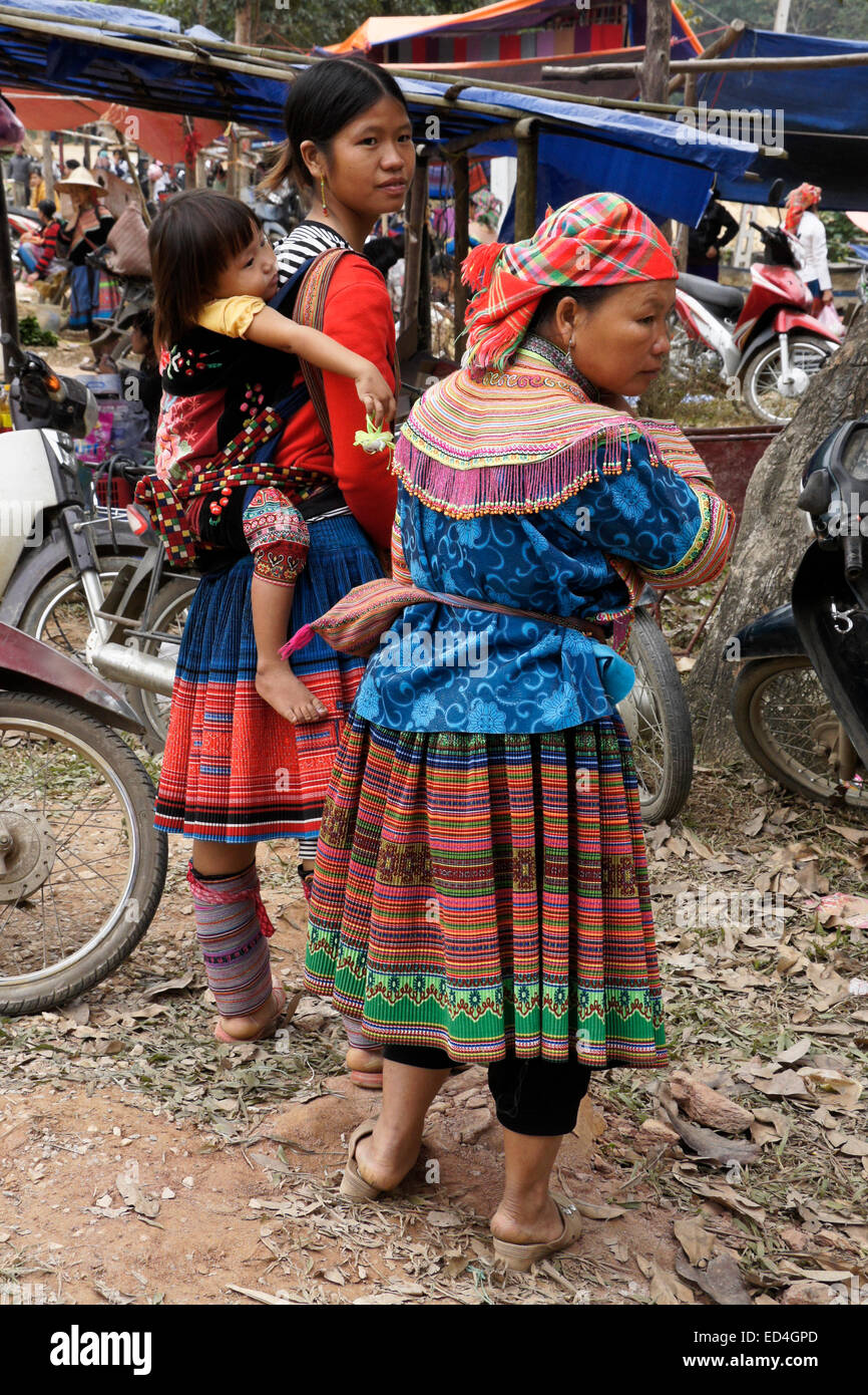 Flower Hmong people at open-air market, Nam Luc, Sapa (Sa Pa), Vietnam ...