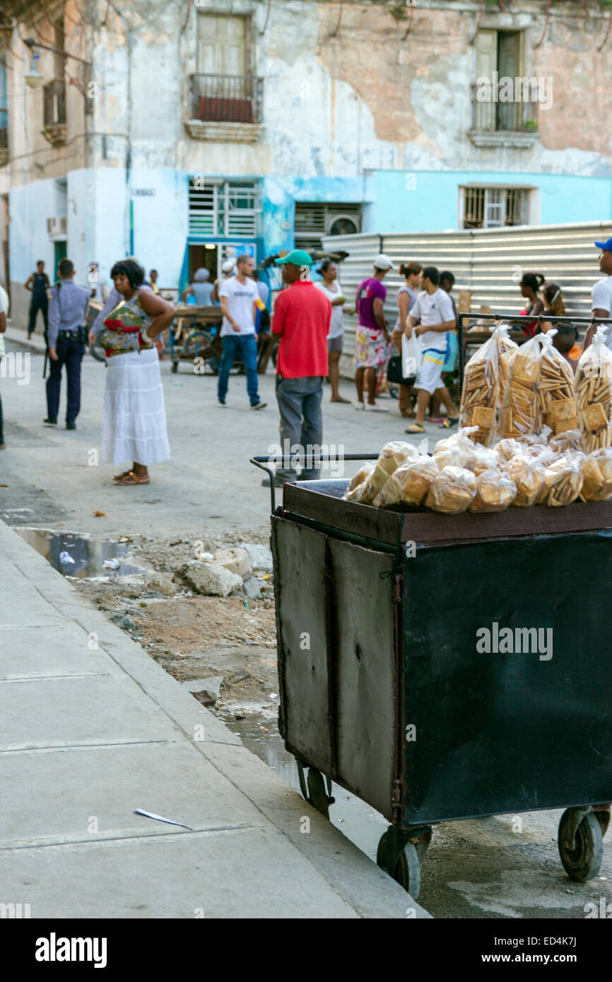 Street life in Havana, Cuba Stock Photo - Alamy