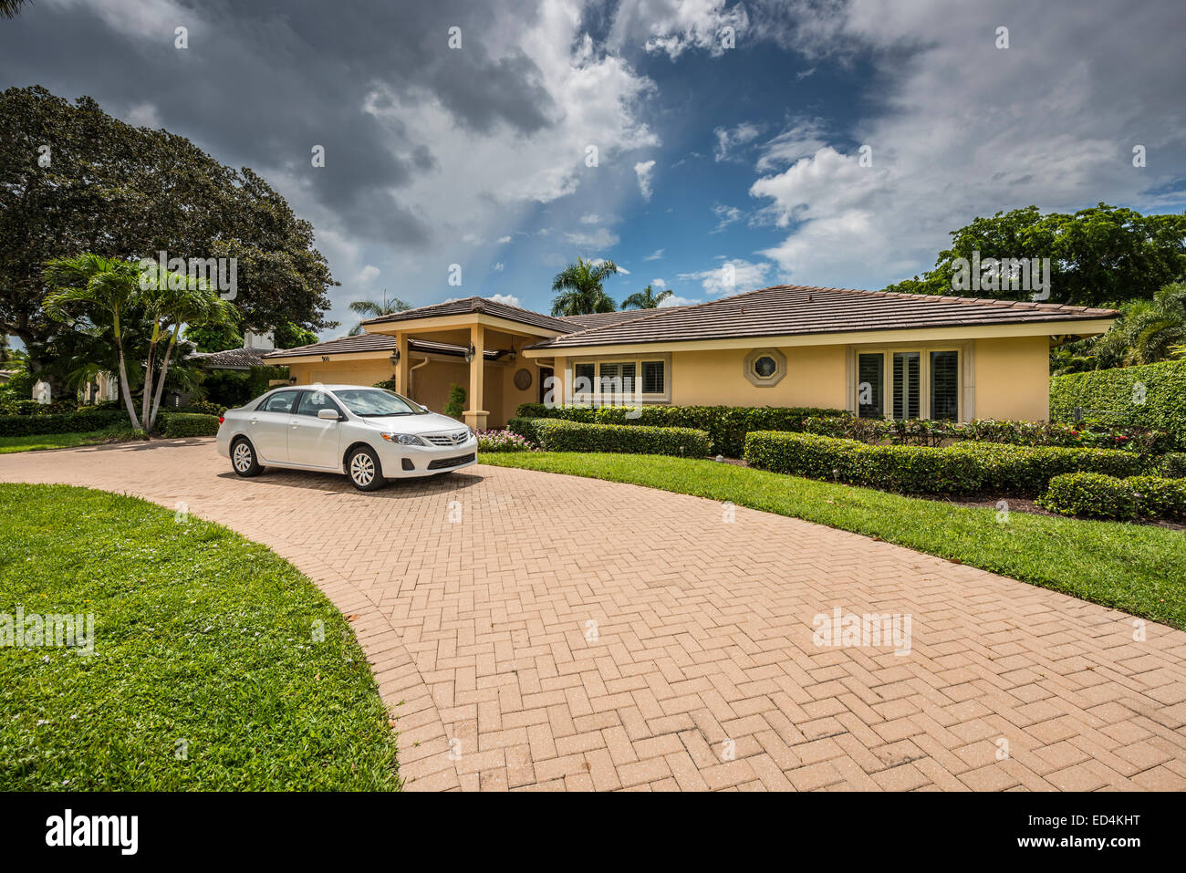 Car driveway house hi-res stock photography and images - Alamy