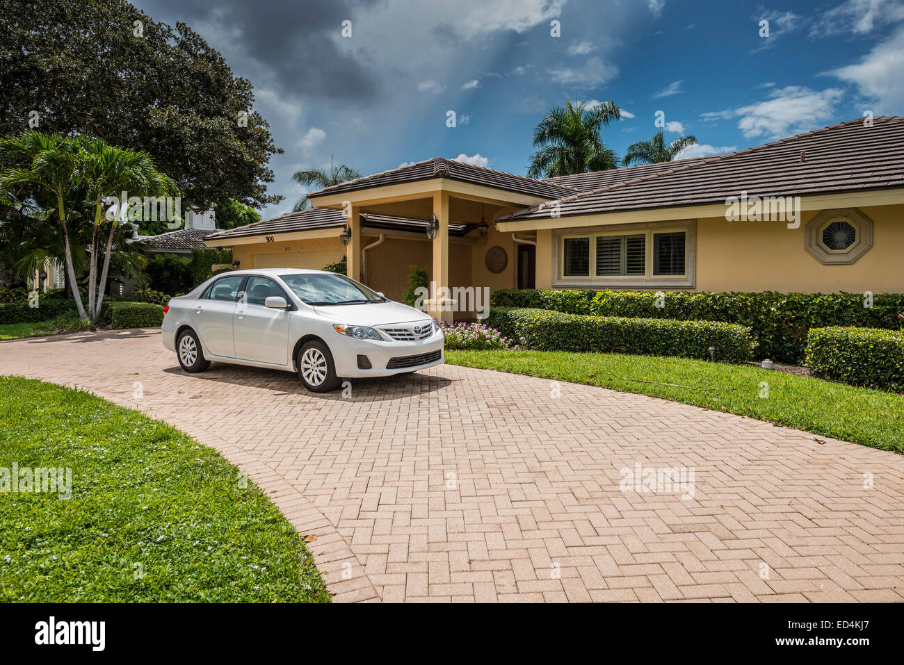 Car driveway house hi-res stock photography and images - Alamy