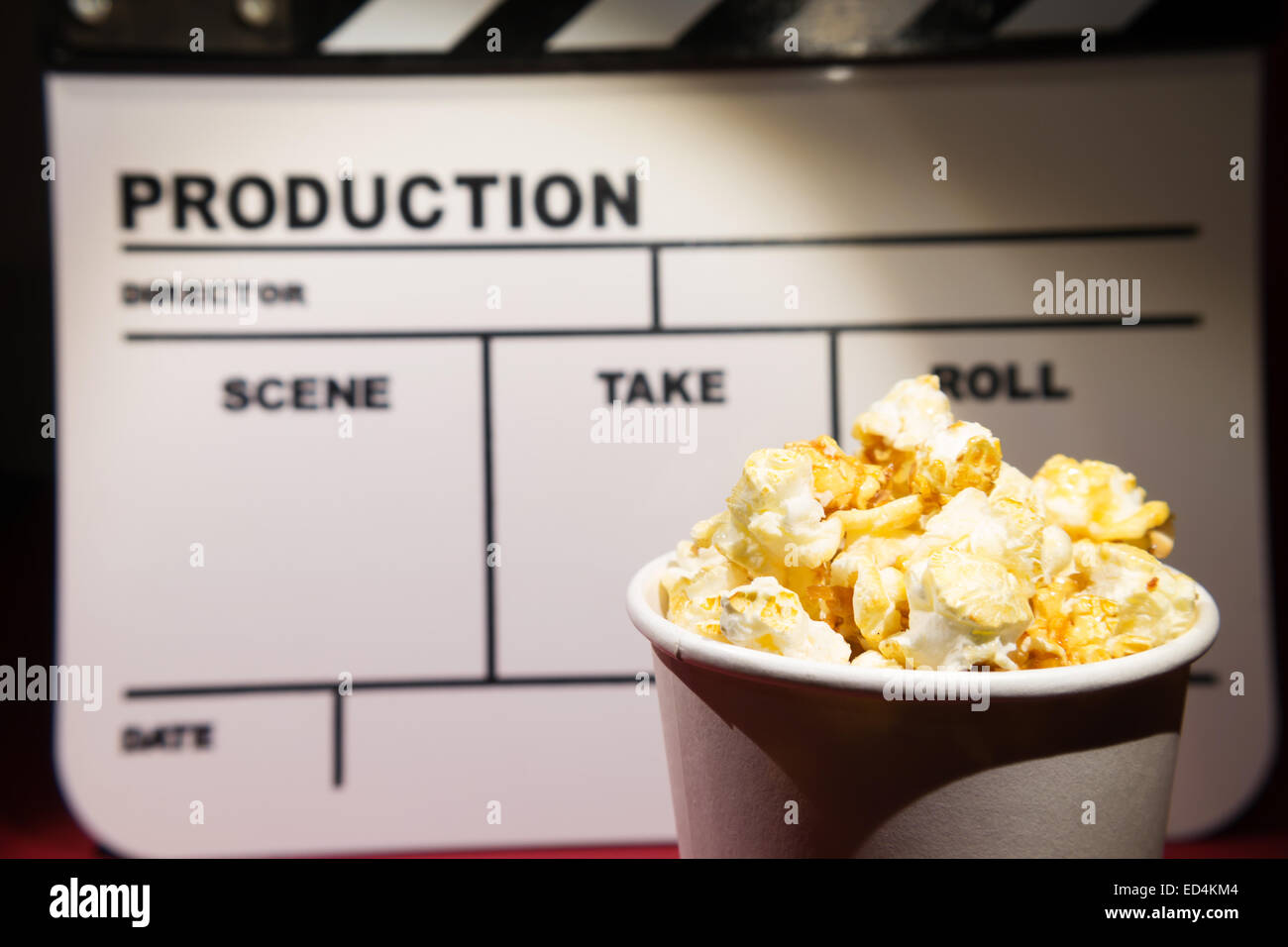 Clapper and popcorn, movie theatre Stock Photo - Alamy