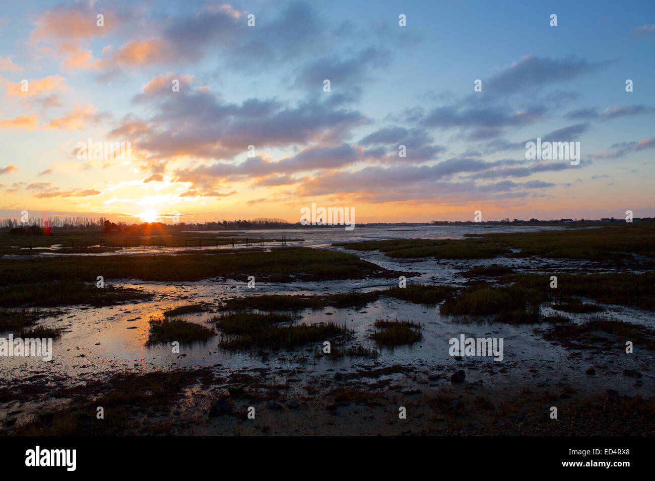 Sunrise with sunburst hi-res stock photography and images - Alamy