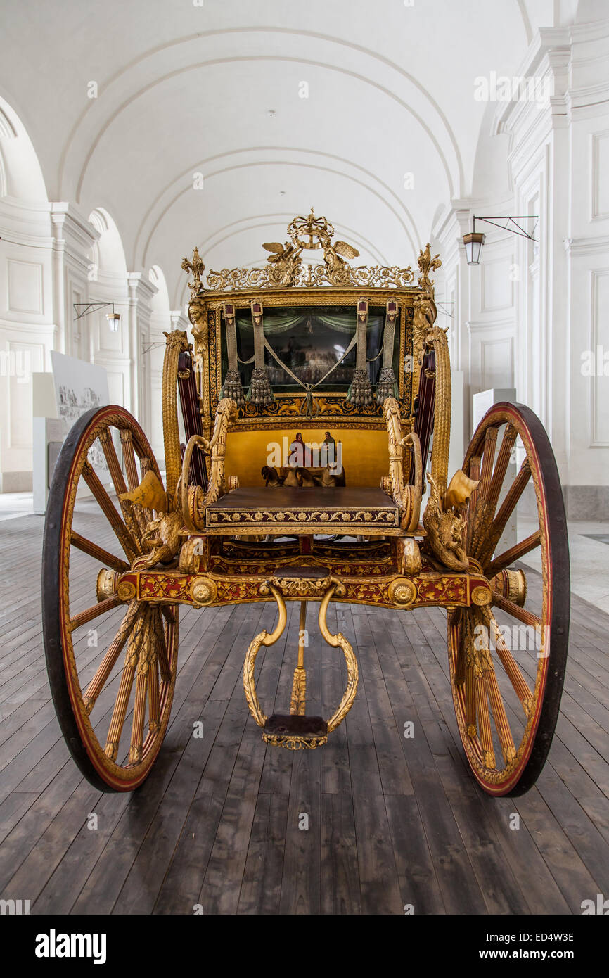 Italy. Old coach on luxury palace background Stock Photo - Alamy