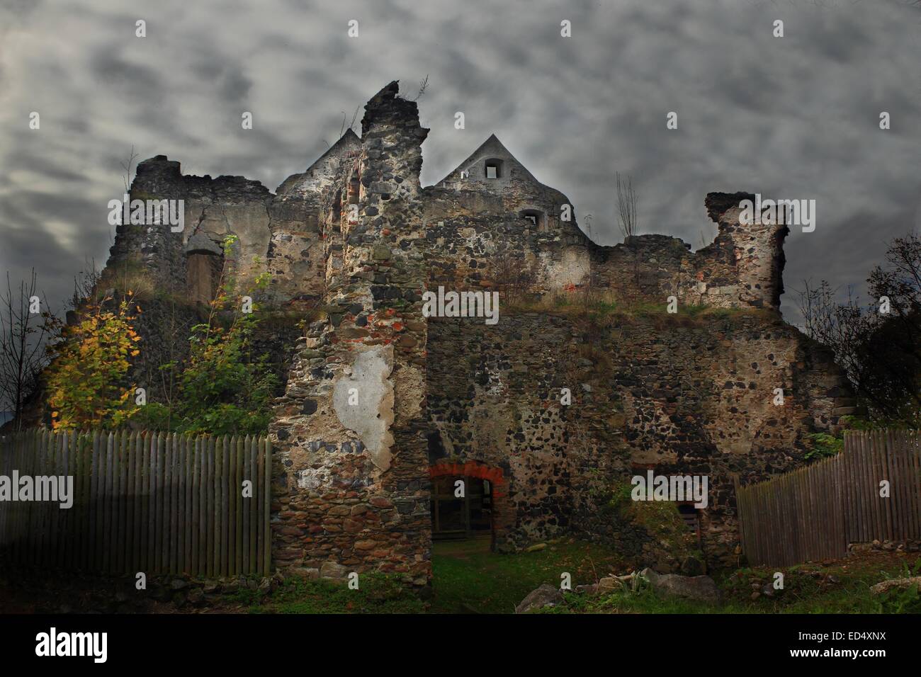 Creepy castle ruins hi-res stock photography and images - Alamy