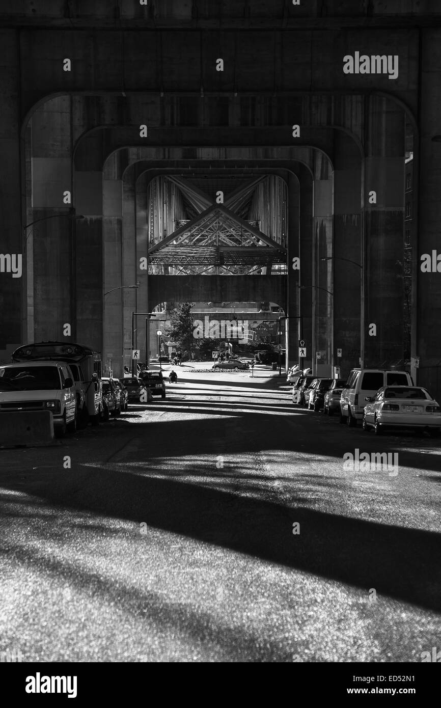 Cars under bridge hi-res stock photography and images - Alamy