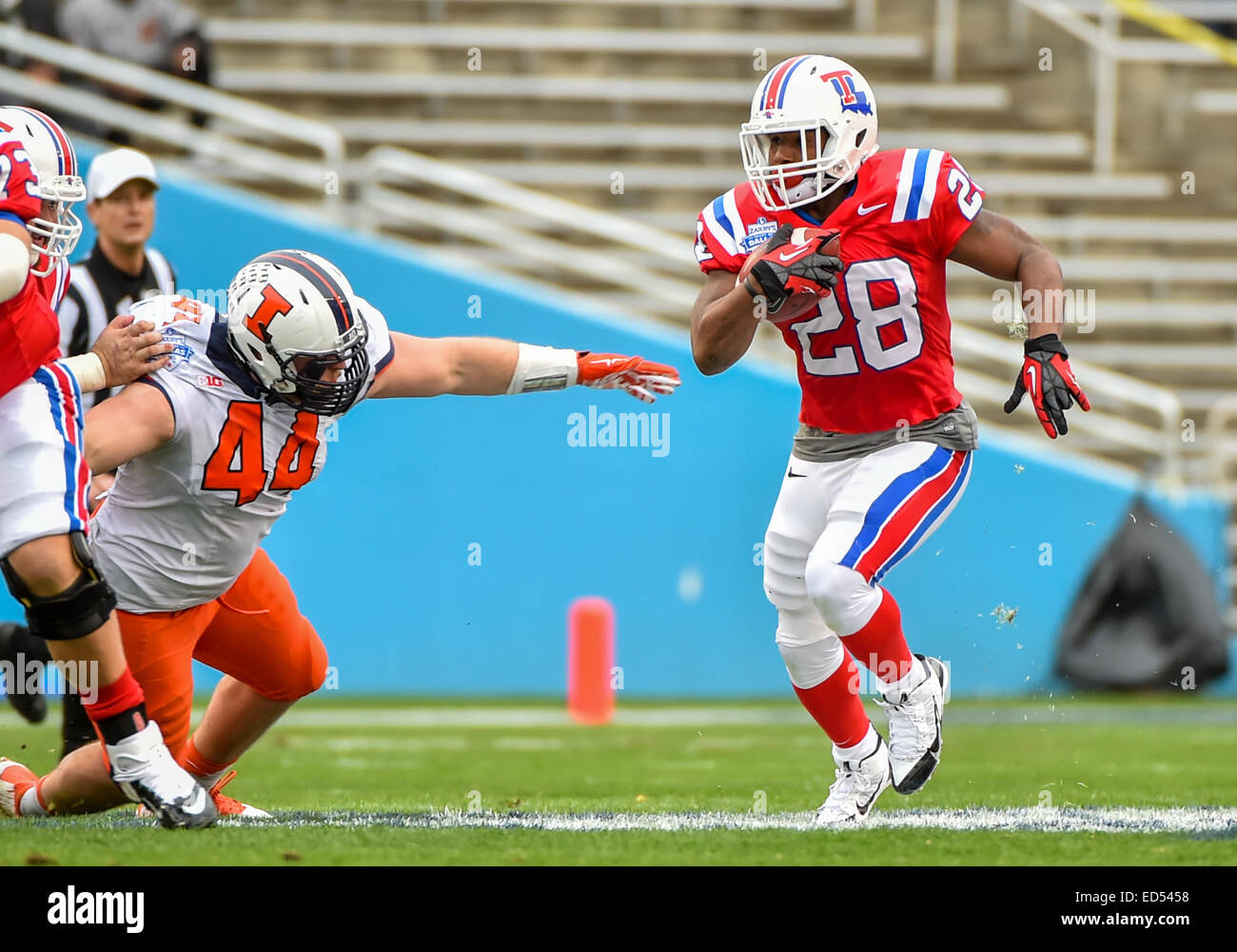 Louisiana Tech Bulldogs running back Kenneth Dixon (28) carries the ...