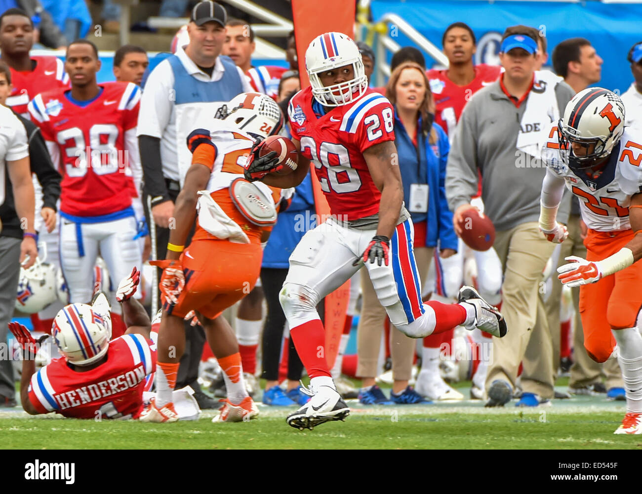 Louisiana Tech Bulldogs running back Kenneth Dixon (28) carries the ...