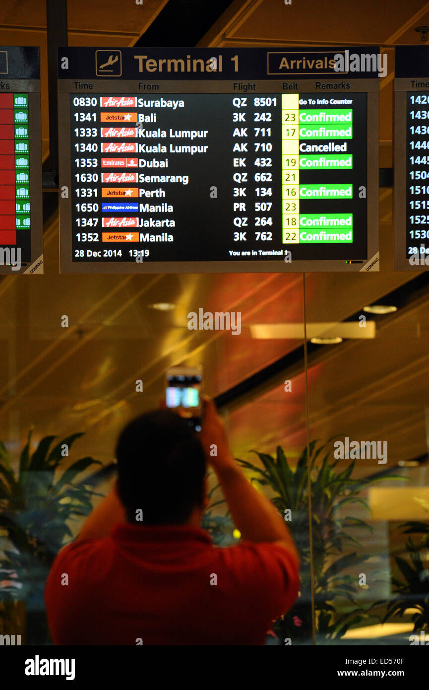 Arrival information board hi-res stock photography and images - Alamy