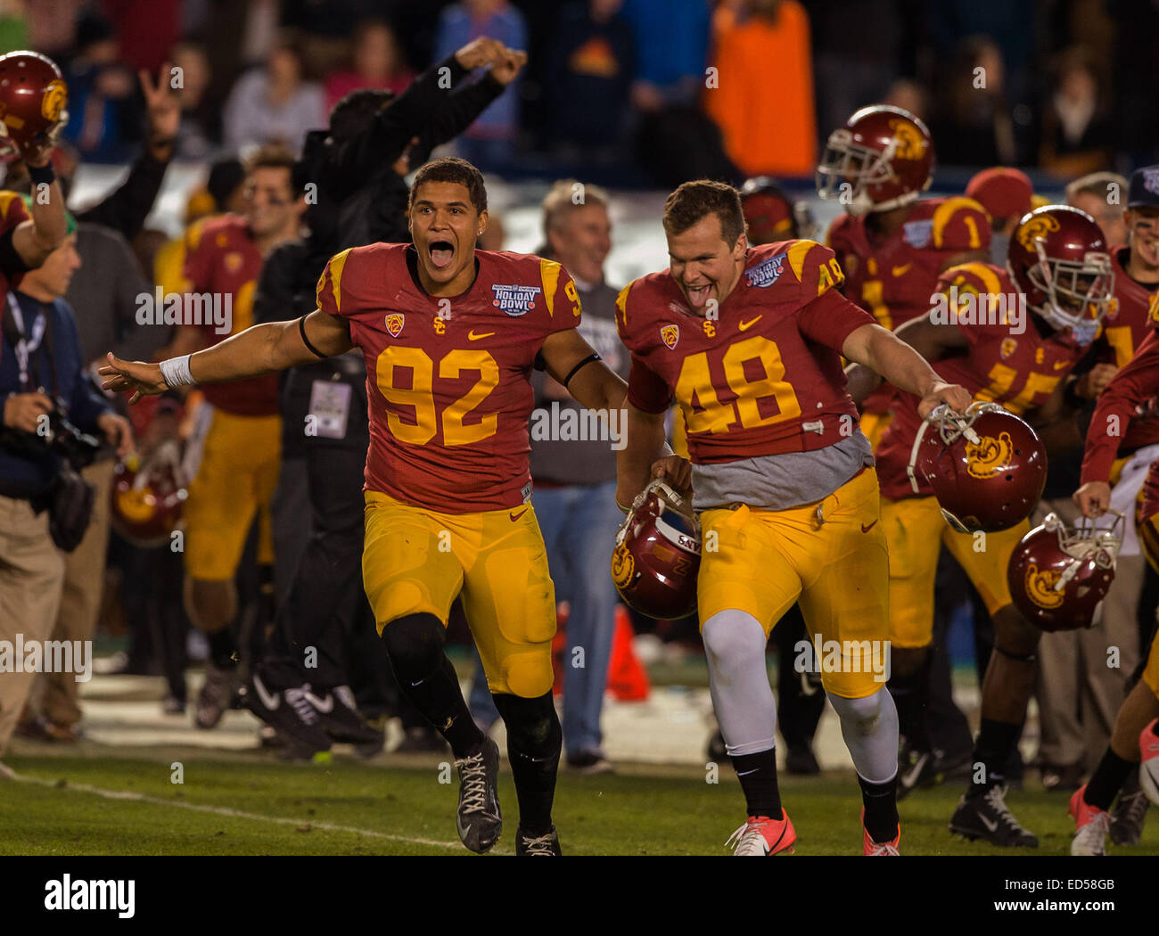 San Diego, CA. 27th Dec, 2014. USC snapper (92) Zach Smith and place ...