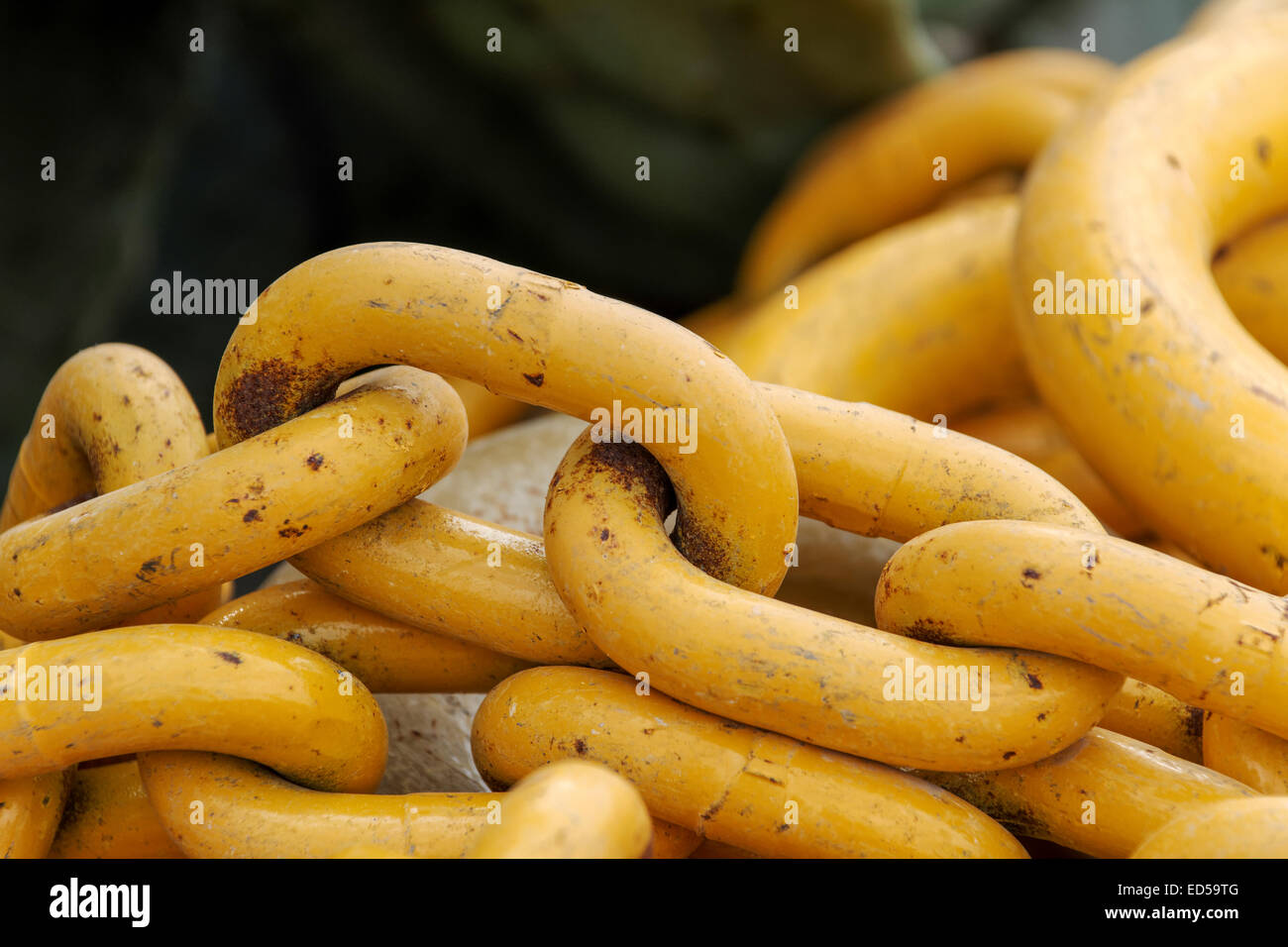 Stack of yellow chain links Stock Photo - Alamy