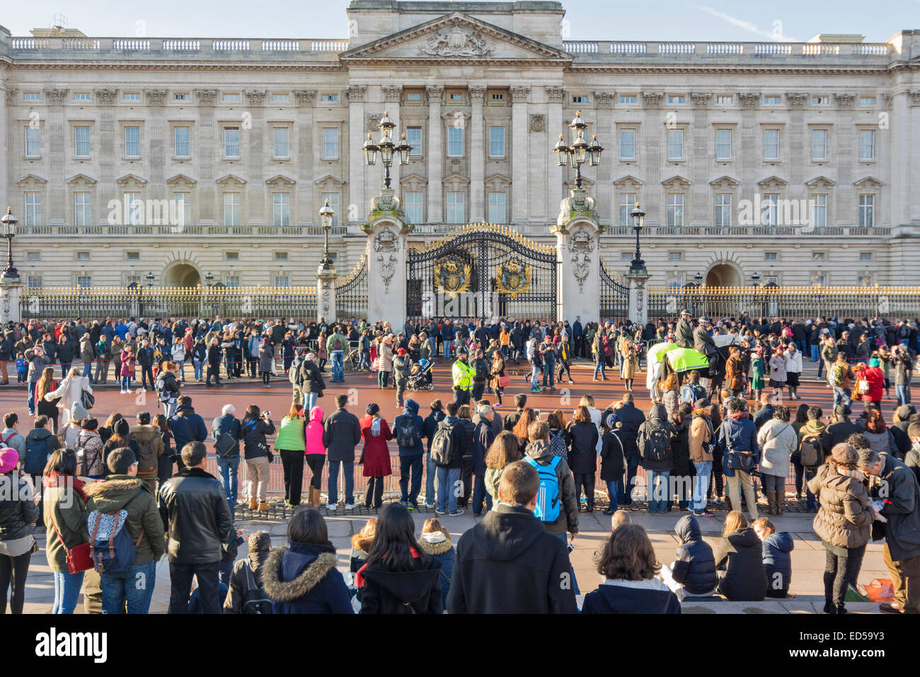 Buckingham Palace Crowds High Resolution Stock Photography and Images - Alamy