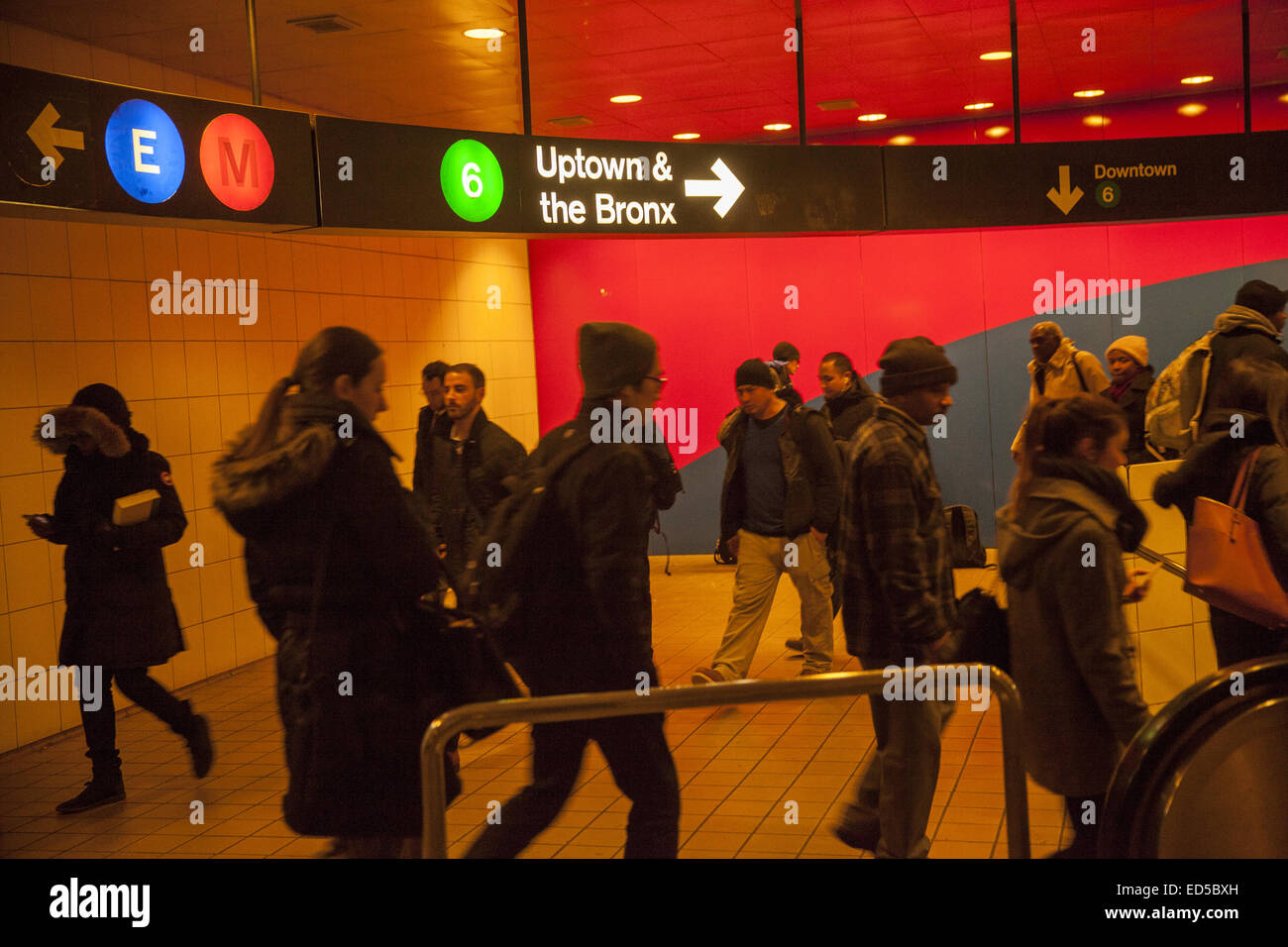 Subway rush hour crowd in station hi-res stock photography and images ...