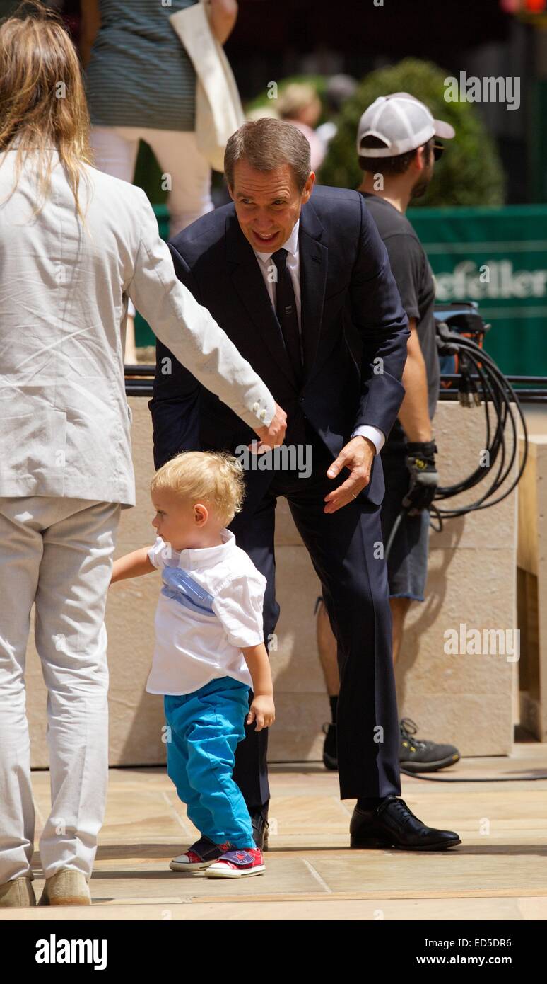 Jeff Koons unveils Split-Rocker at the Rockefeller Center Featuring ...