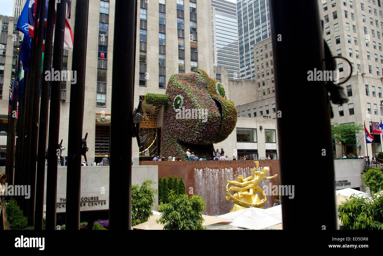 Jeff Koons unveils Split-Rocker at the Rockefeller Center Featuring ...