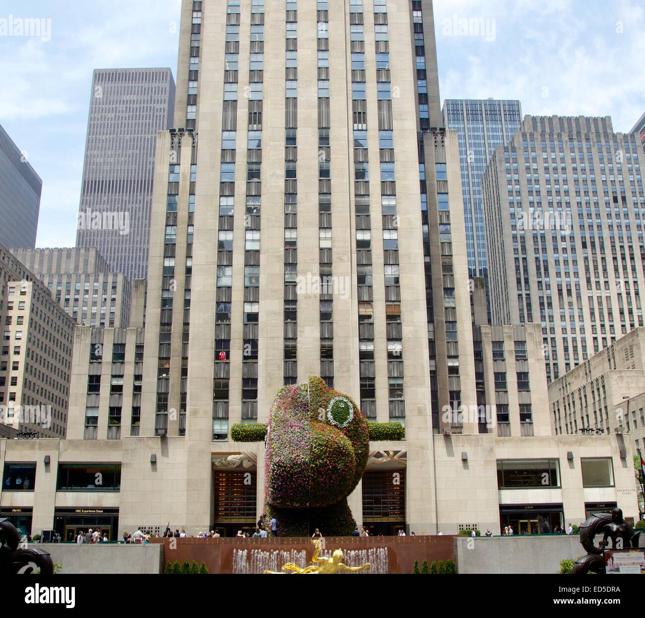 Jeff Koons unveils Split-Rocker at the Rockefeller Center Featuring ...