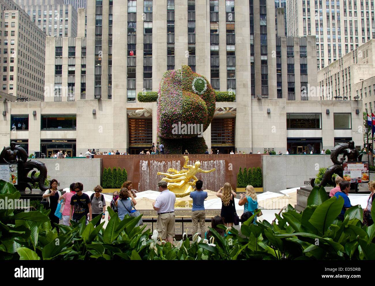 Jeff Koons unveils Split-Rocker at the Rockefeller Center Featuring ...