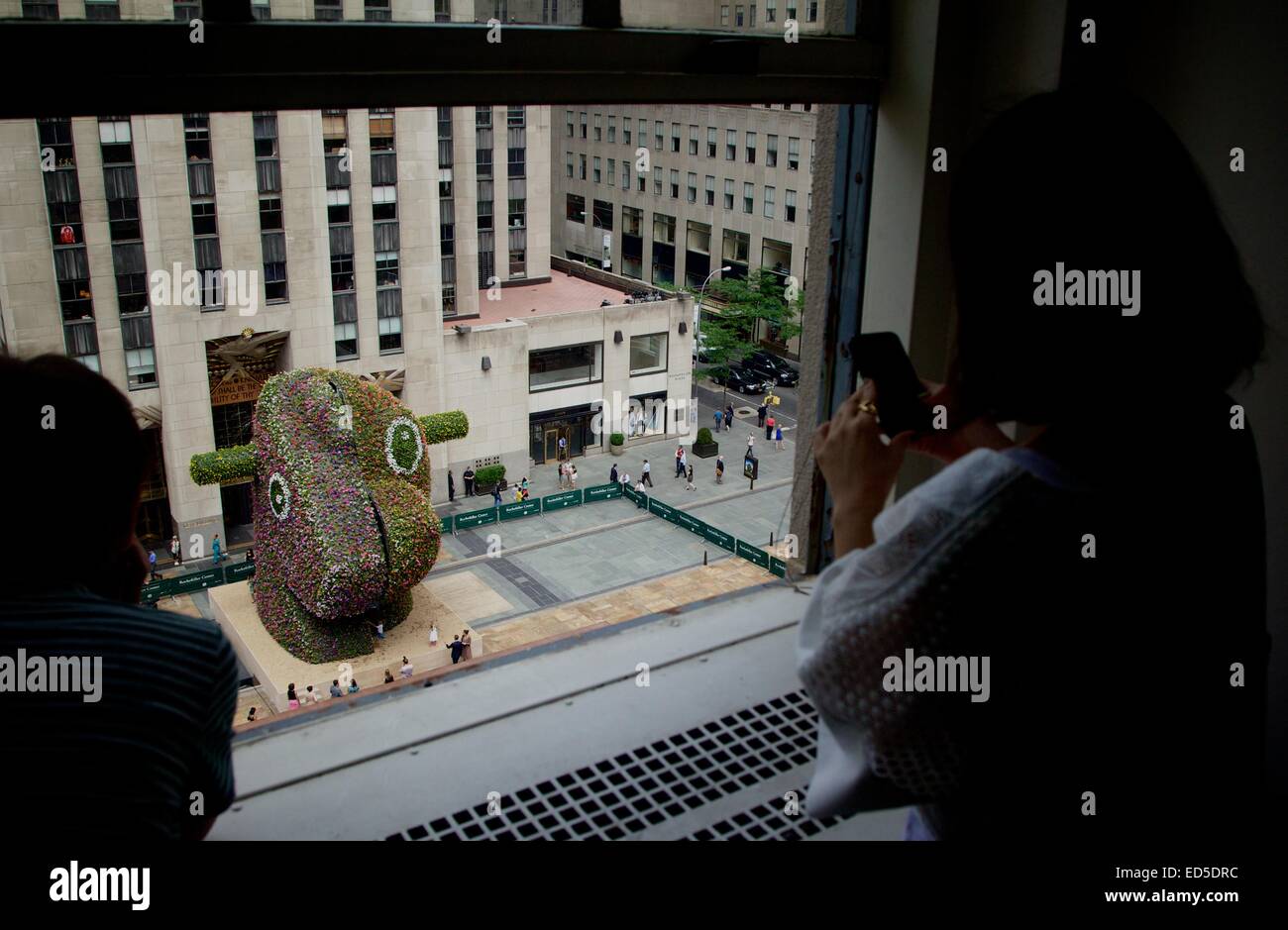 Jeff Koons unveils Split-Rocker at the Rockefeller Center Featuring ...