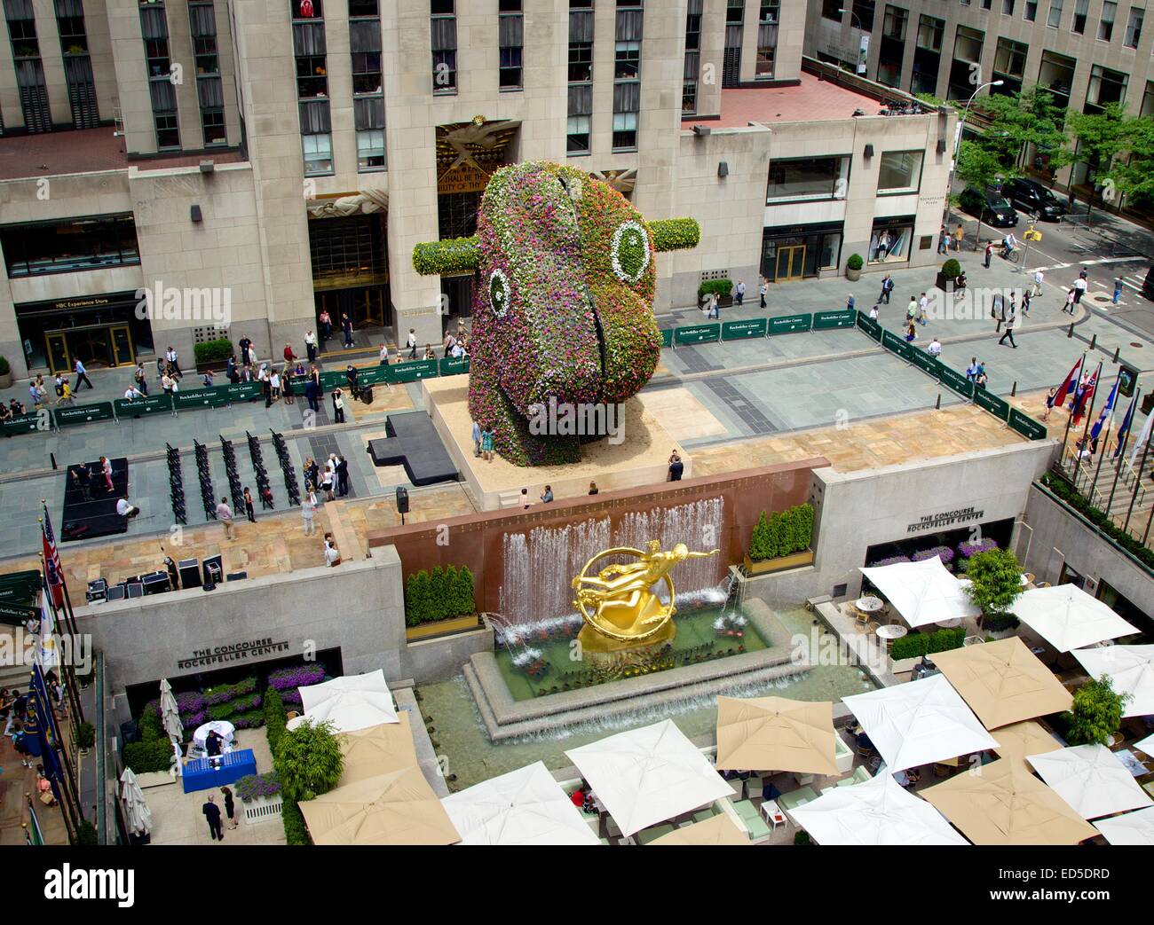 Jeff Koons unveils Split-Rocker at the Rockefeller Center Featuring ...