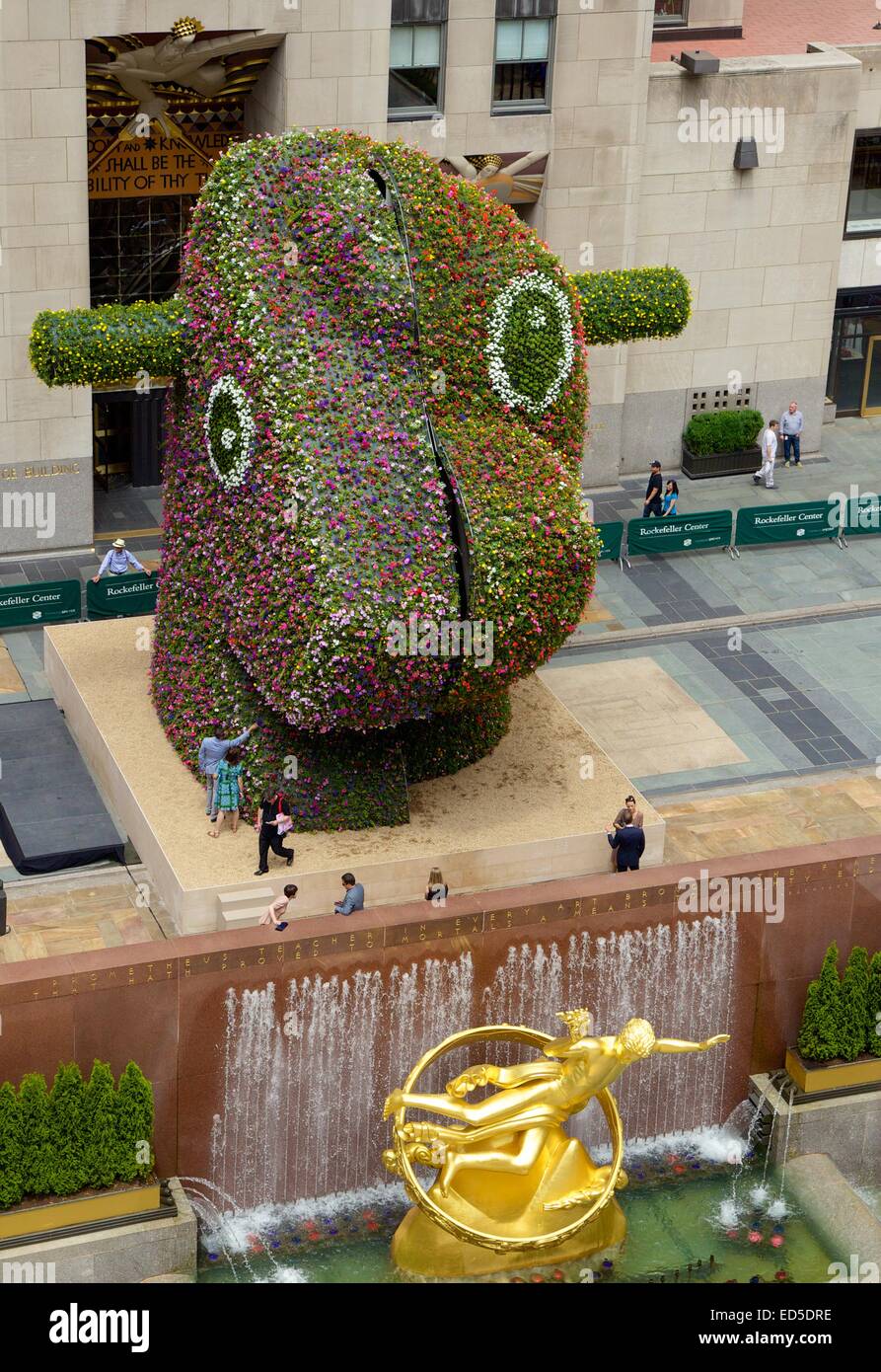 Jeff Koons unveils Split-Rocker at the Rockefeller Center Featuring ...