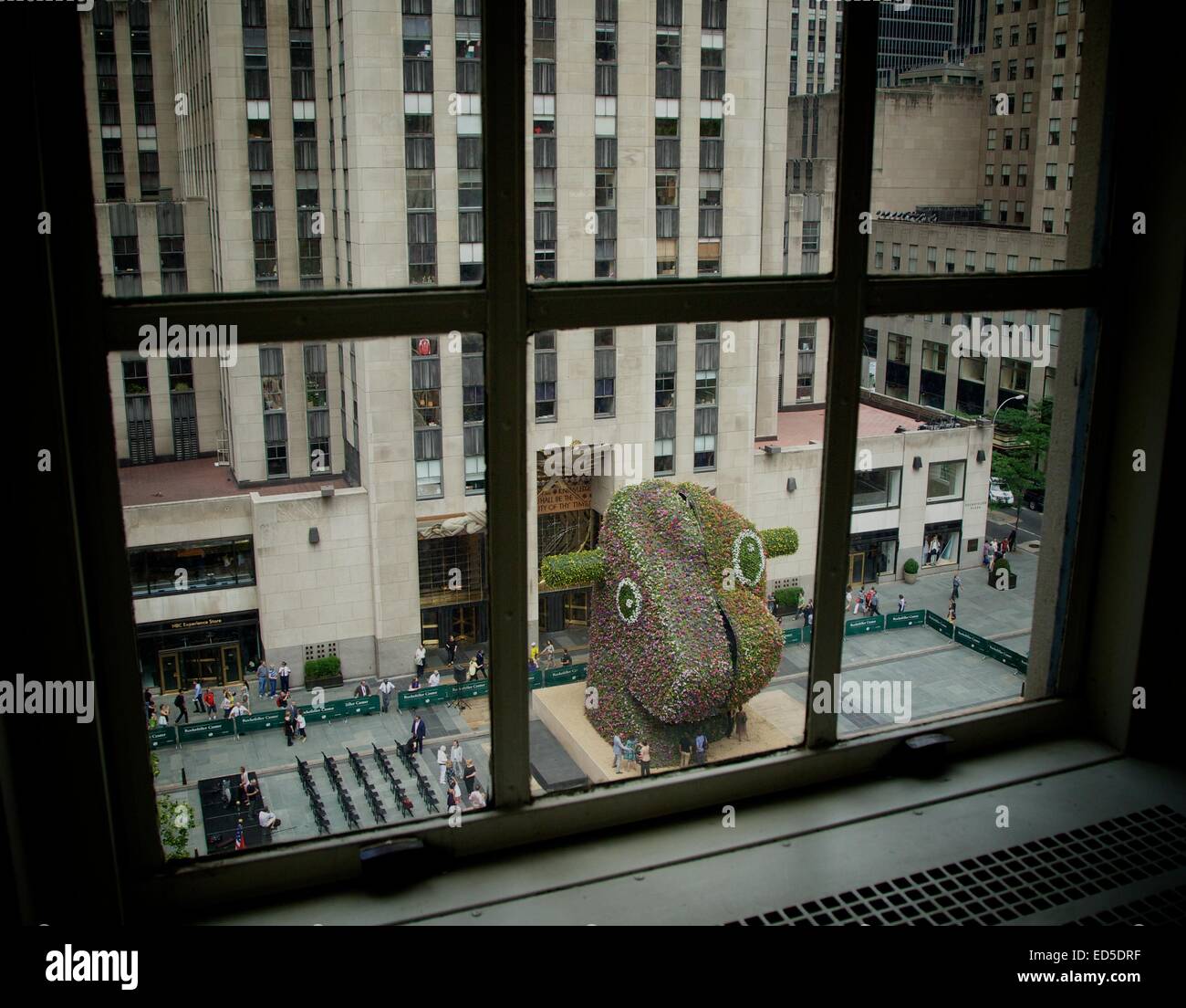 Jeff Koons unveils Split-Rocker at the Rockefeller Center Featuring ...