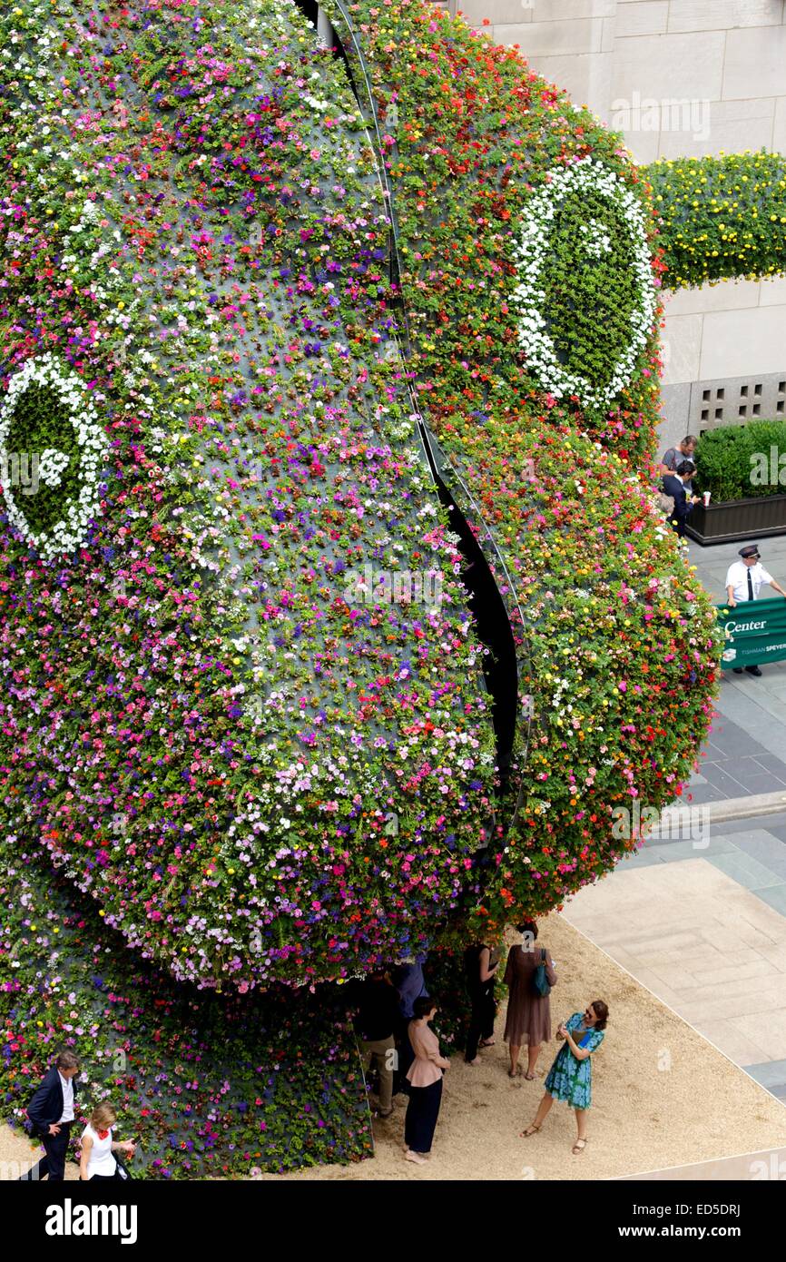 Jeff Koons unveils Split-Rocker at the Rockefeller Center Featuring ...