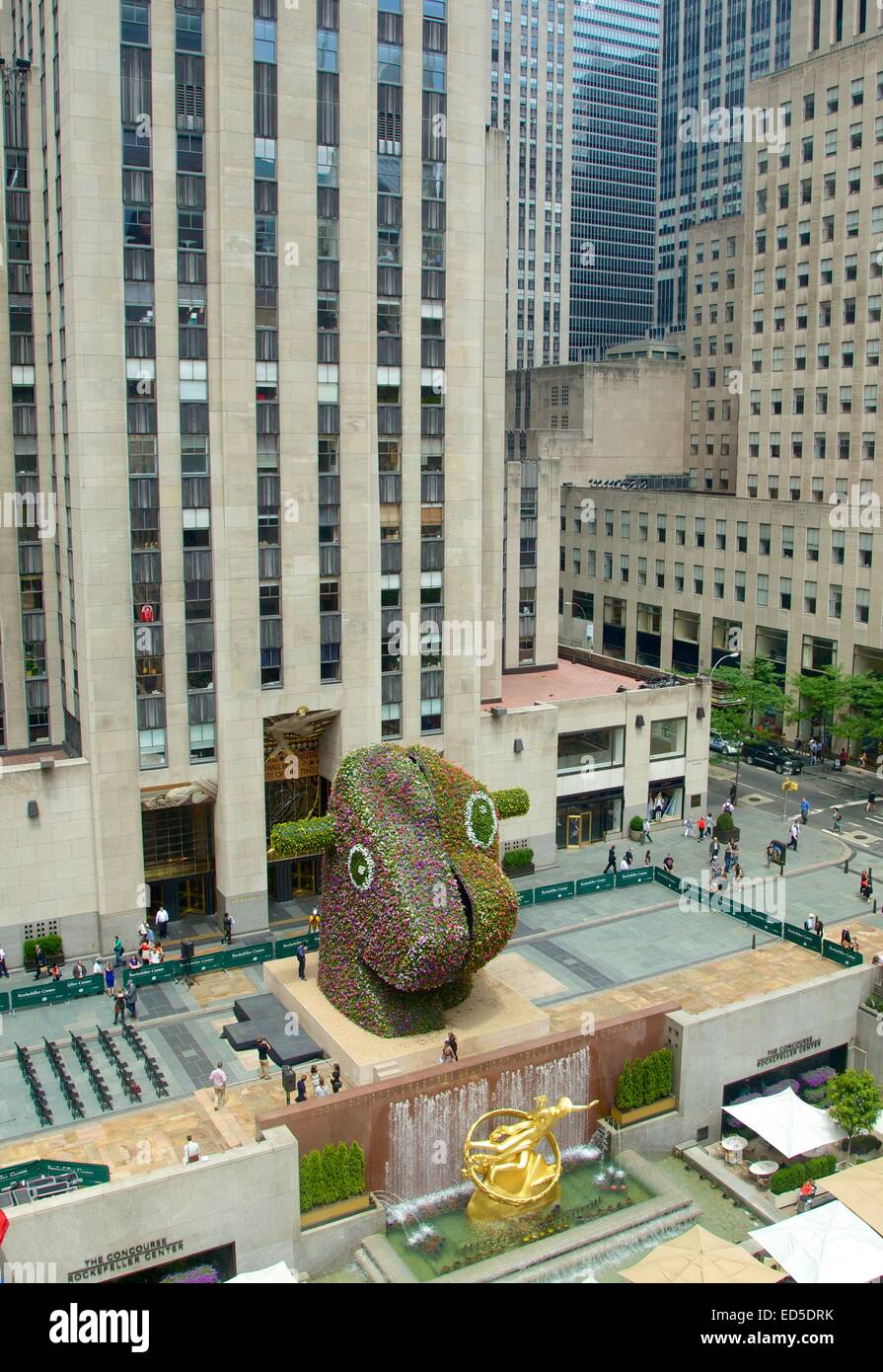 Jeff Koons unveils Split-Rocker at the Rockefeller Center Featuring ...